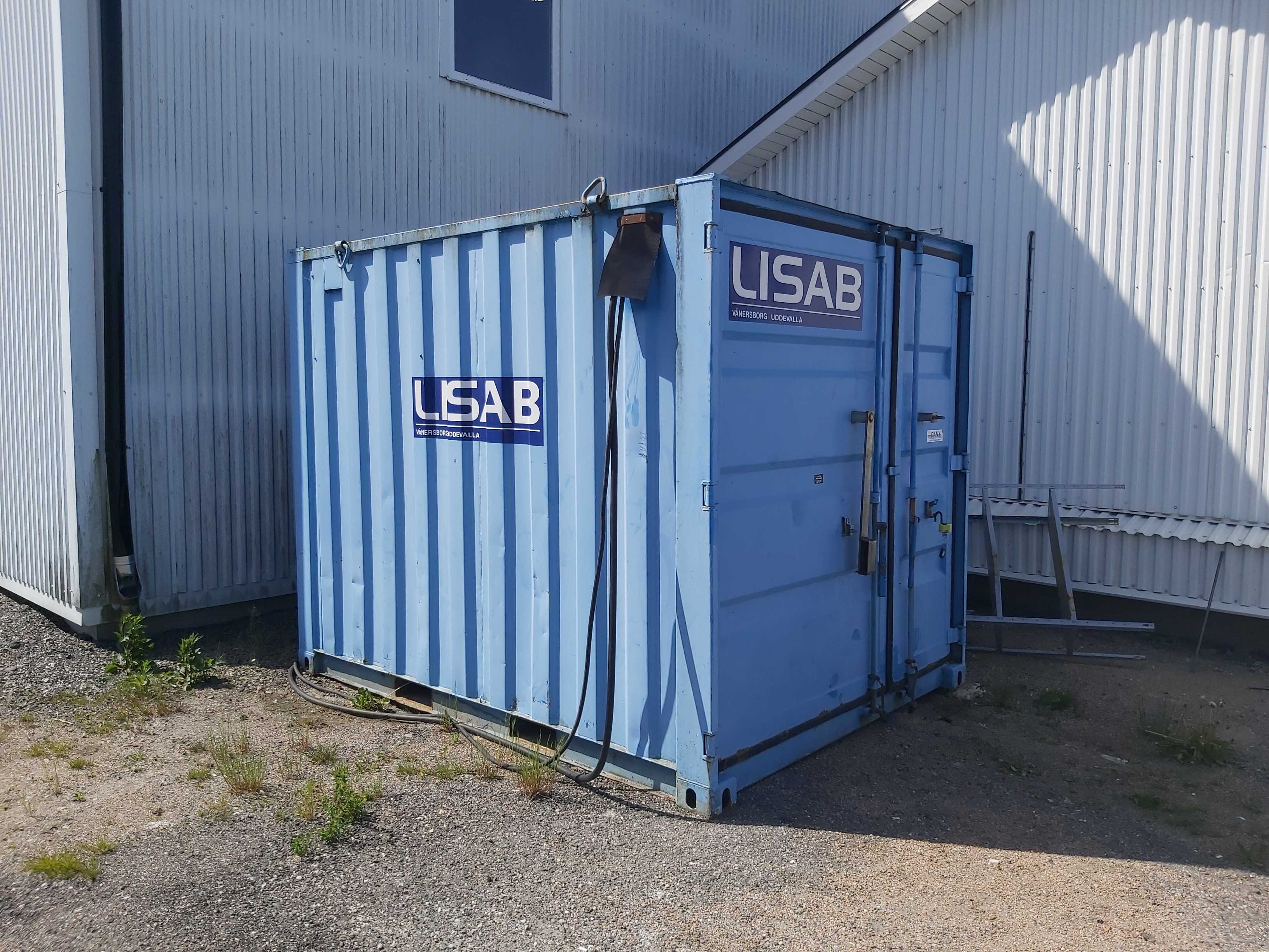 Isolated 10-foot building container. - PS Auction - We value the future ...