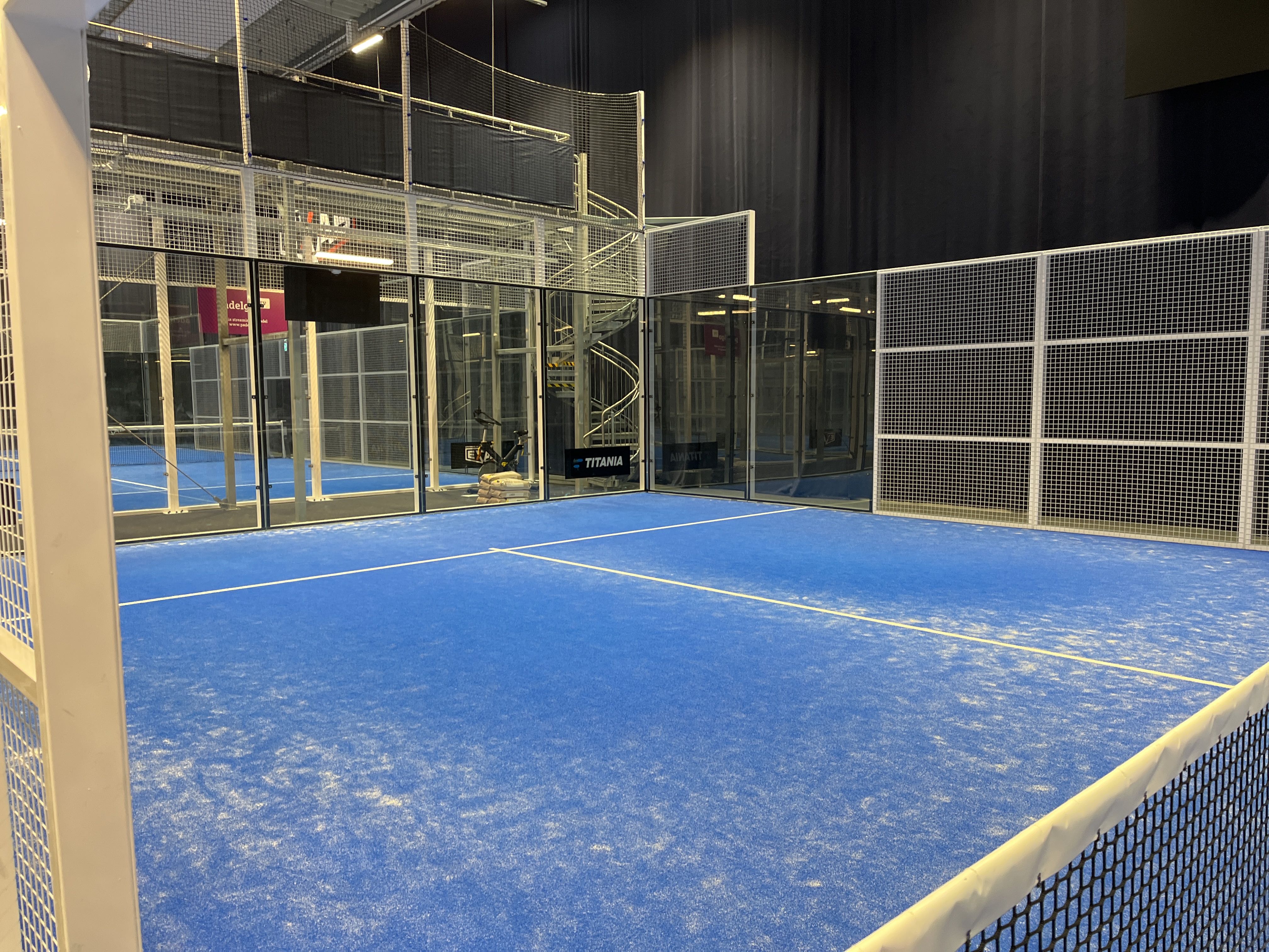 Padelbana dubbel, panorama, nät & belysning - Auktioner online ...