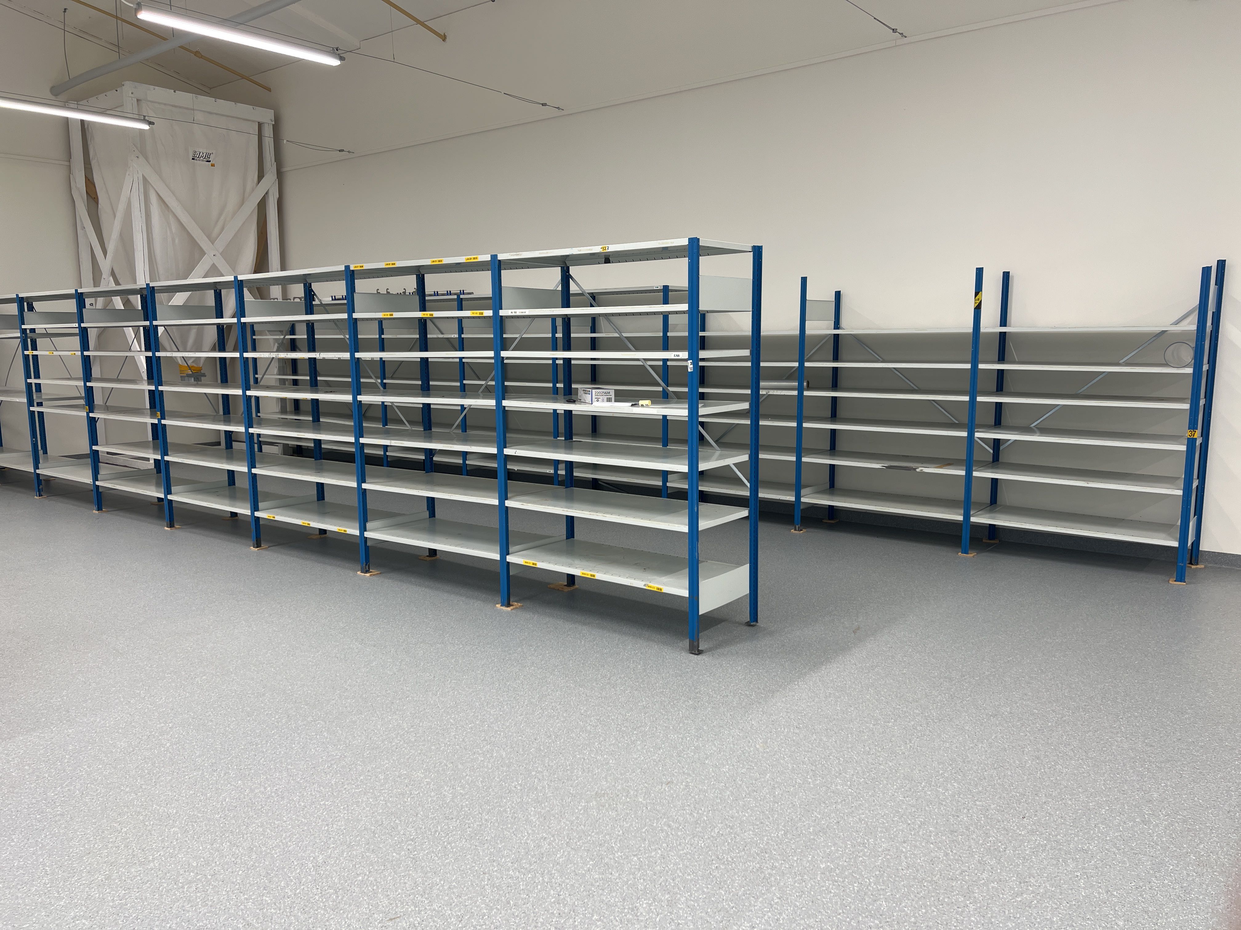 Plåthyllor för demontering 15st sektioner - Auktioner online ...