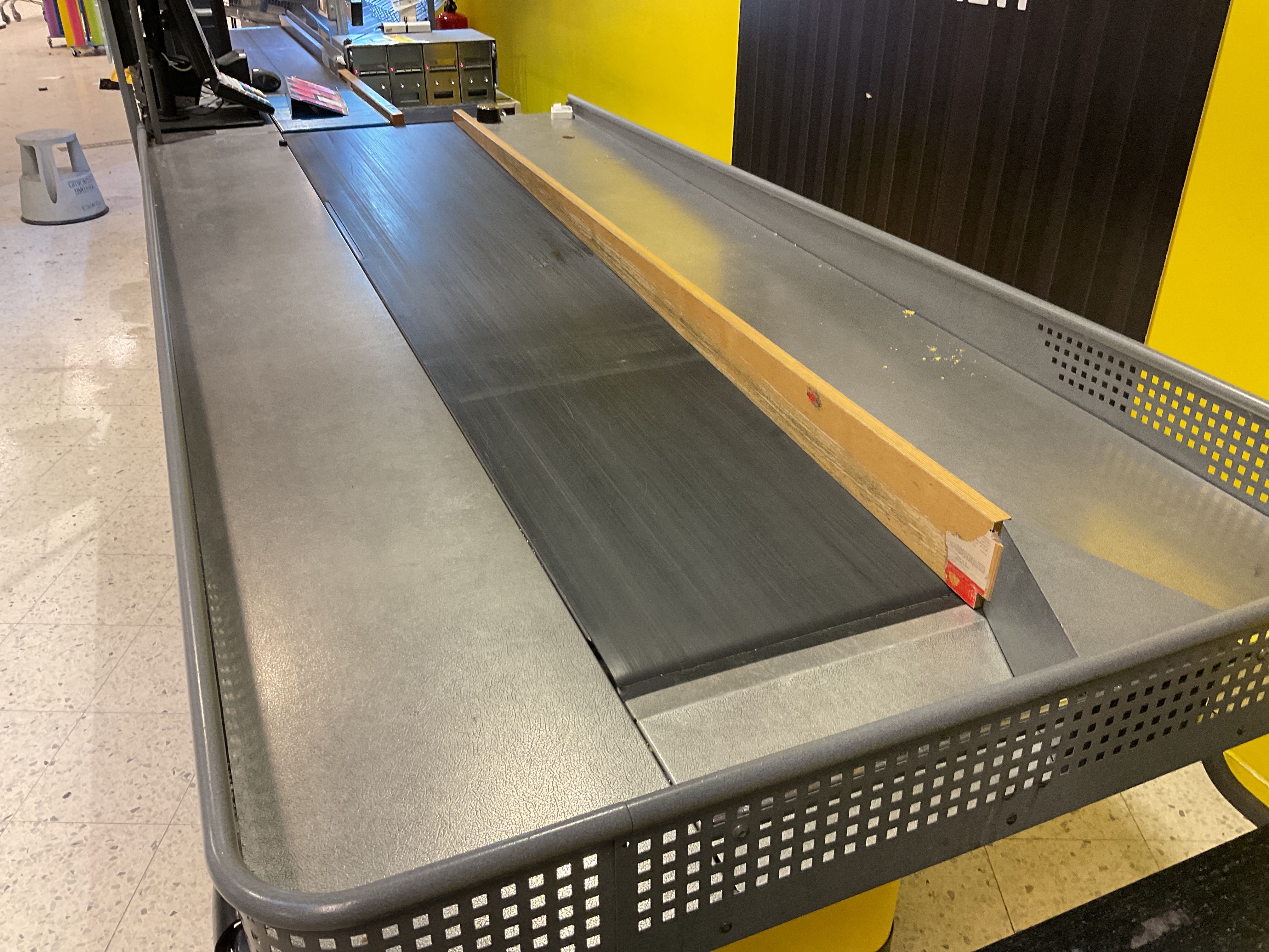 Cash desk with conveyor belt - PS Auction - We value the future ...