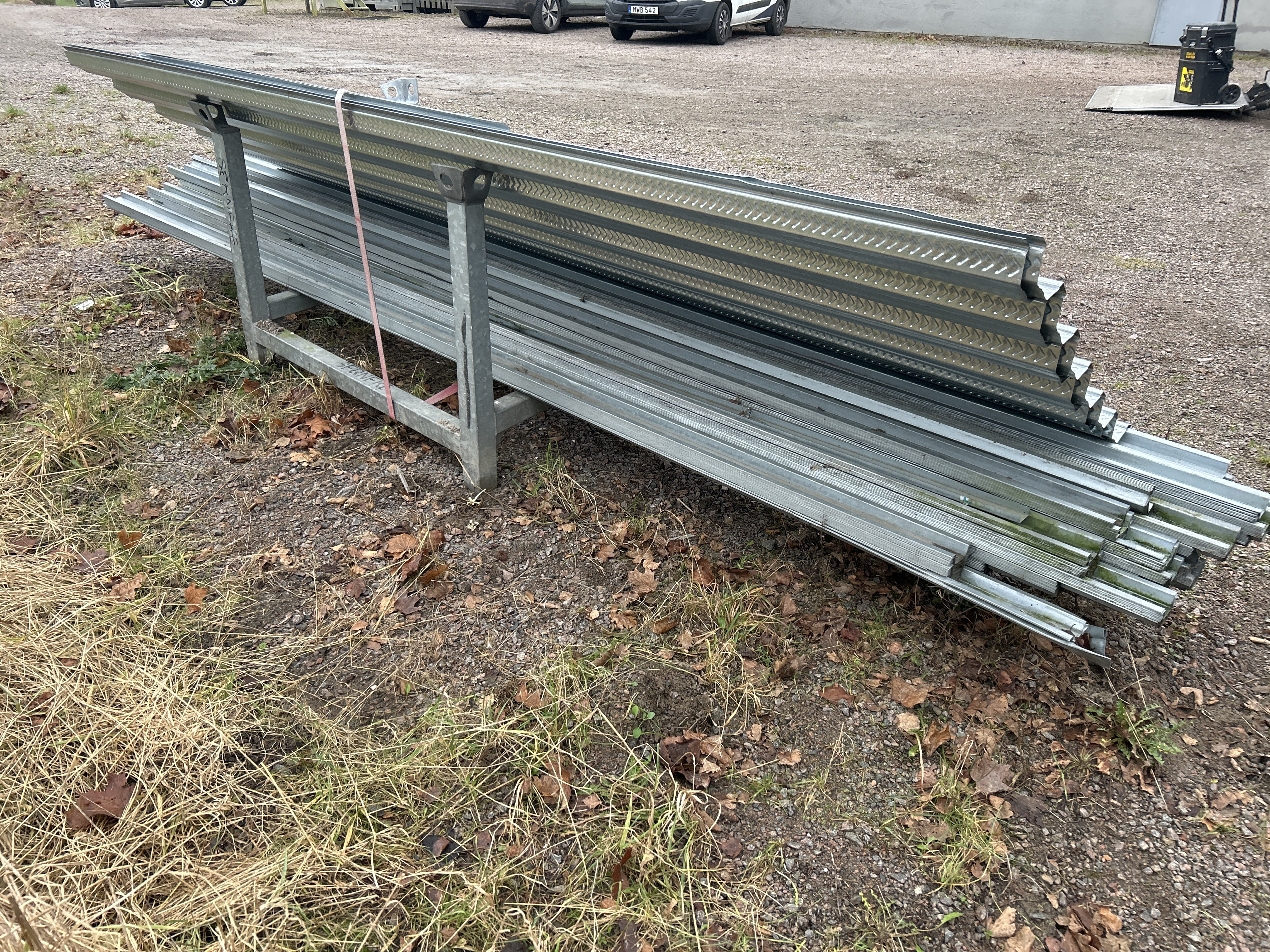 Aluminum profiles, roofing sheets, concrete plinths, fence netting - PS ...