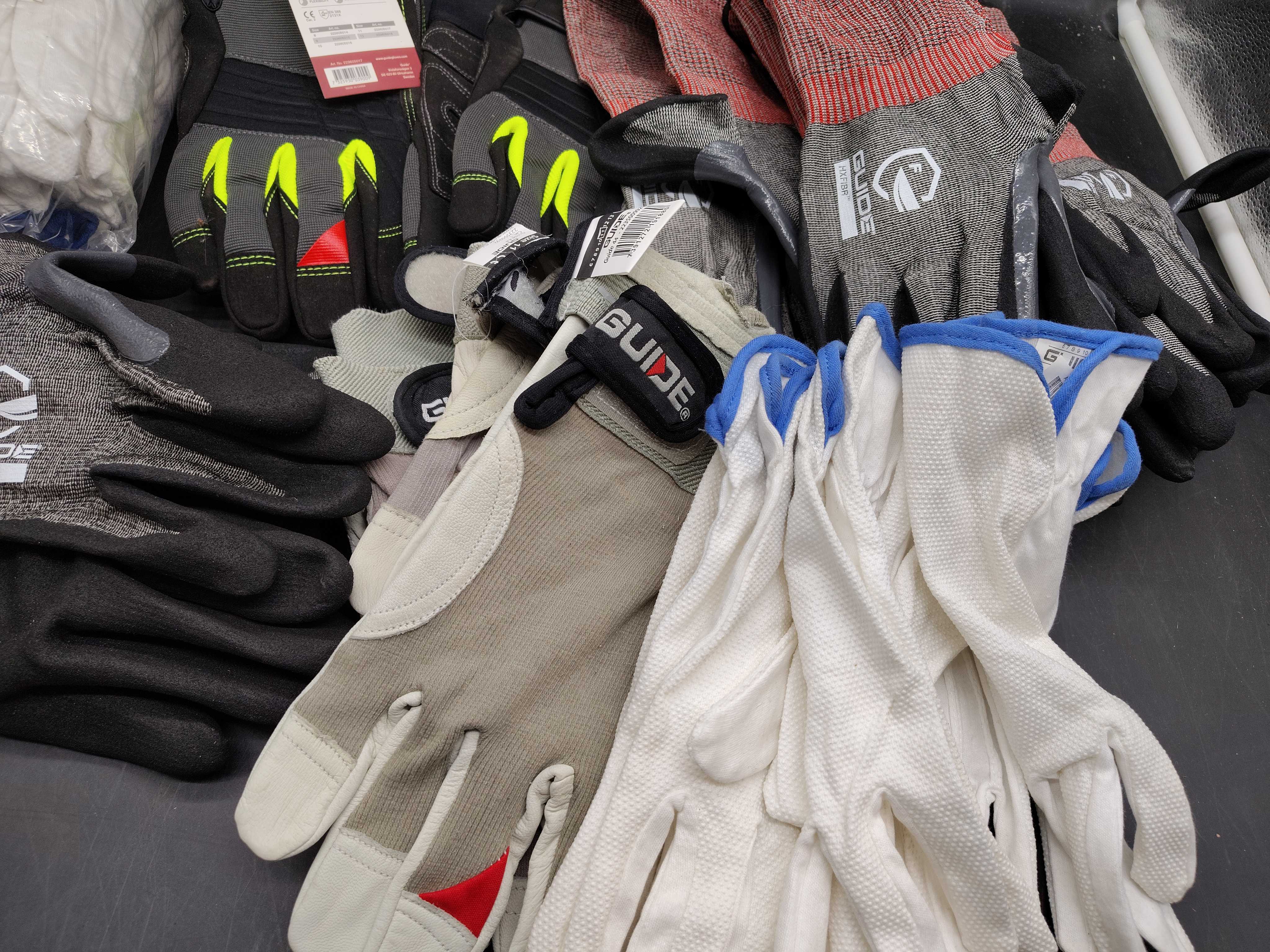Arbetshandskar, 29 st – Guide, stl 11, blandade modeller - Auktioner ...