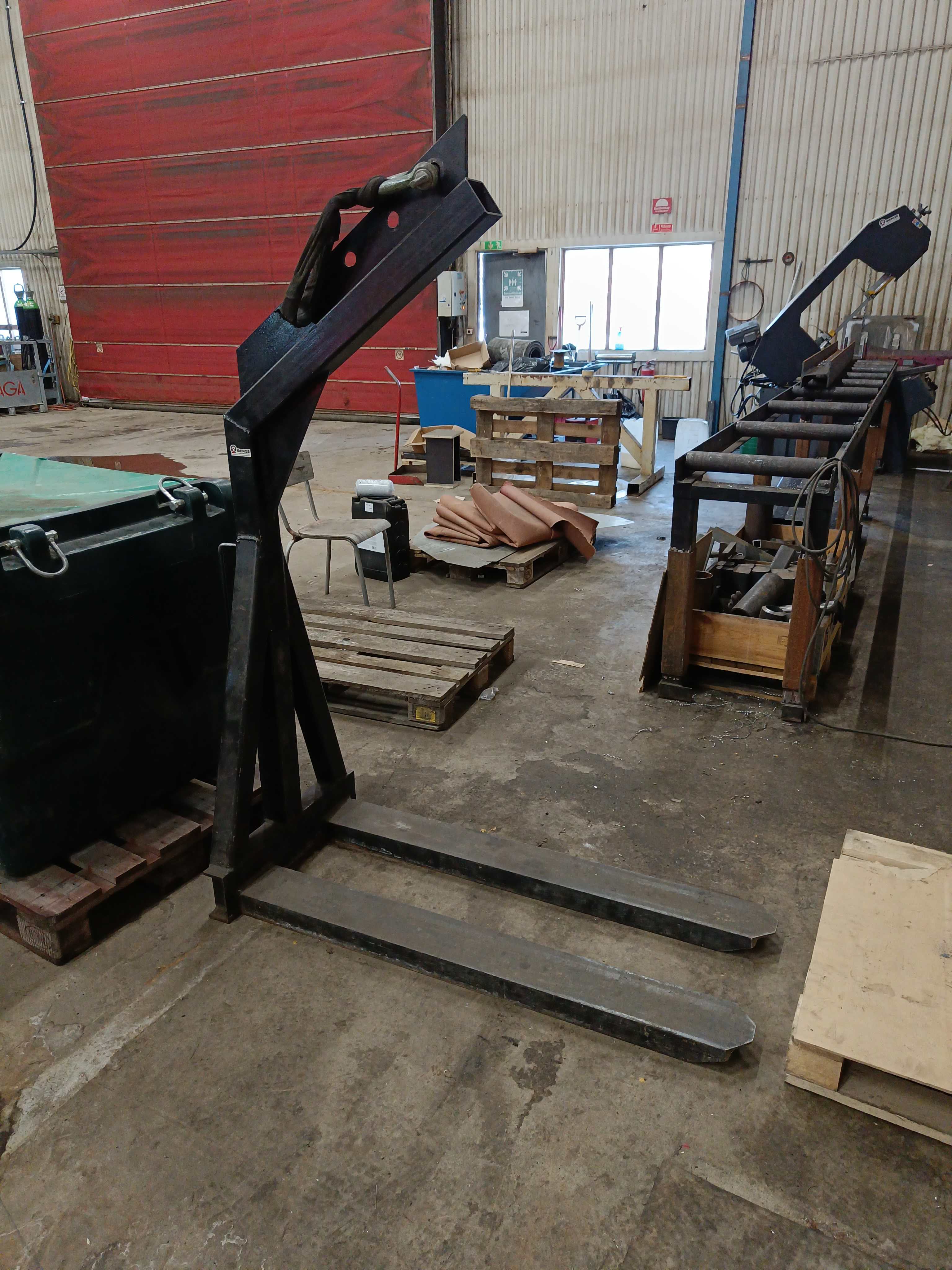 Pallet fork lifted for traverse - PS Auction - We value the future ...