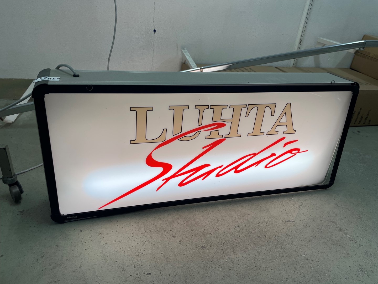 Belysta skyltar 2st - Auktioner online - Nätauktioner ...