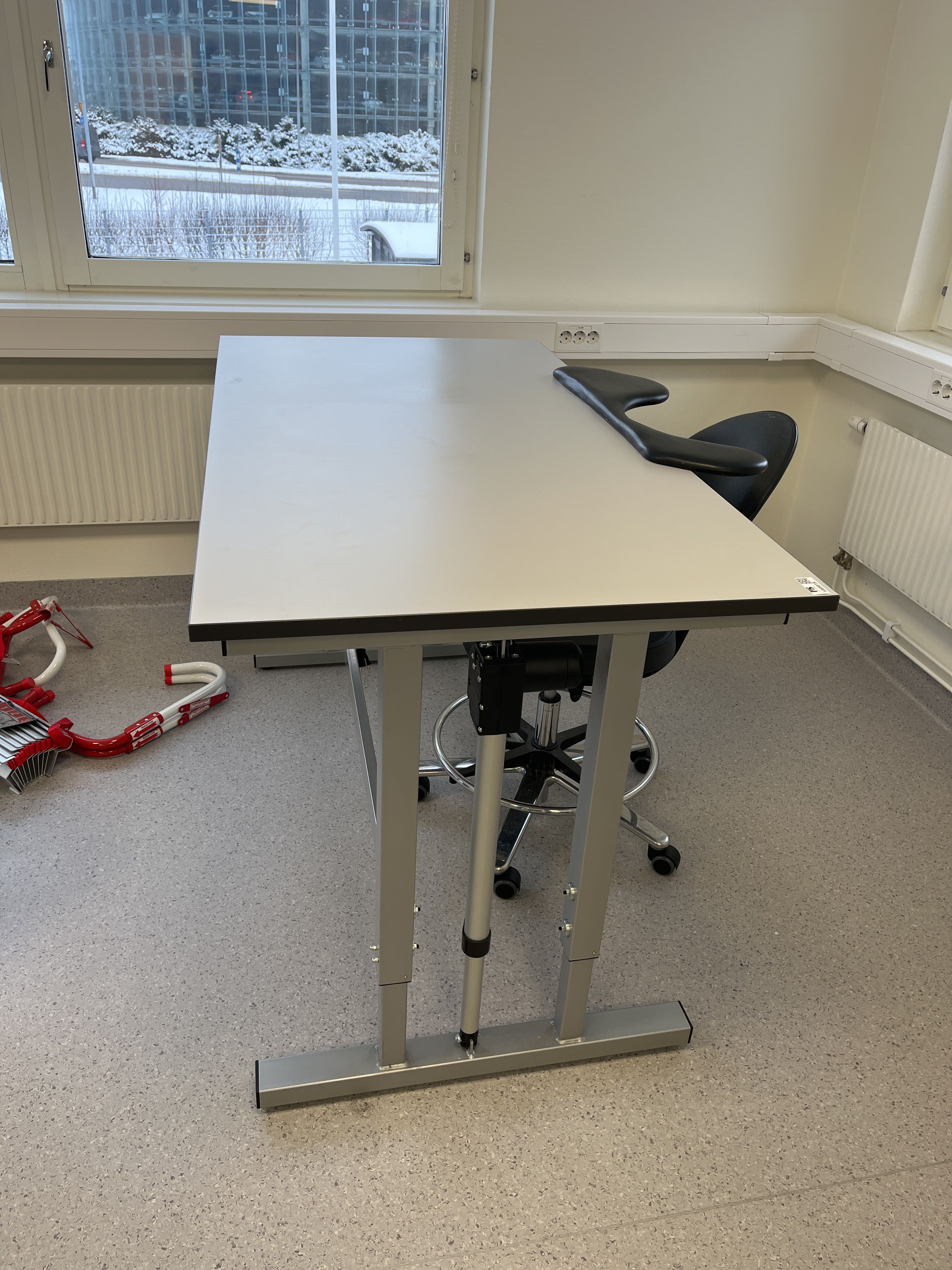 Raised & lowerable desk & LAB chair - AJ, 300kg - PS Auction - We value ...