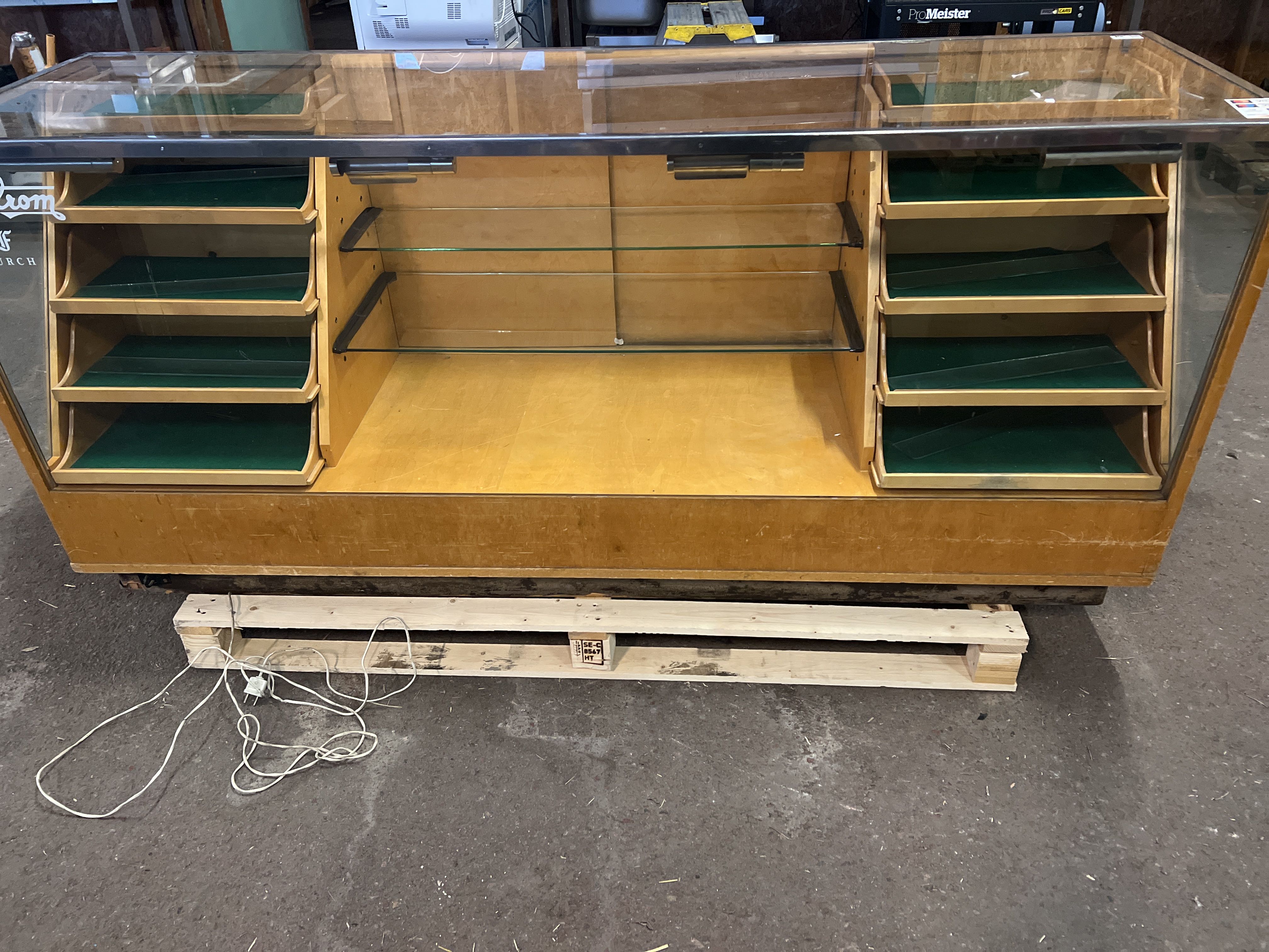 Merchant counter 200cm drawers & Cupboard - PS Auction - We value the ...