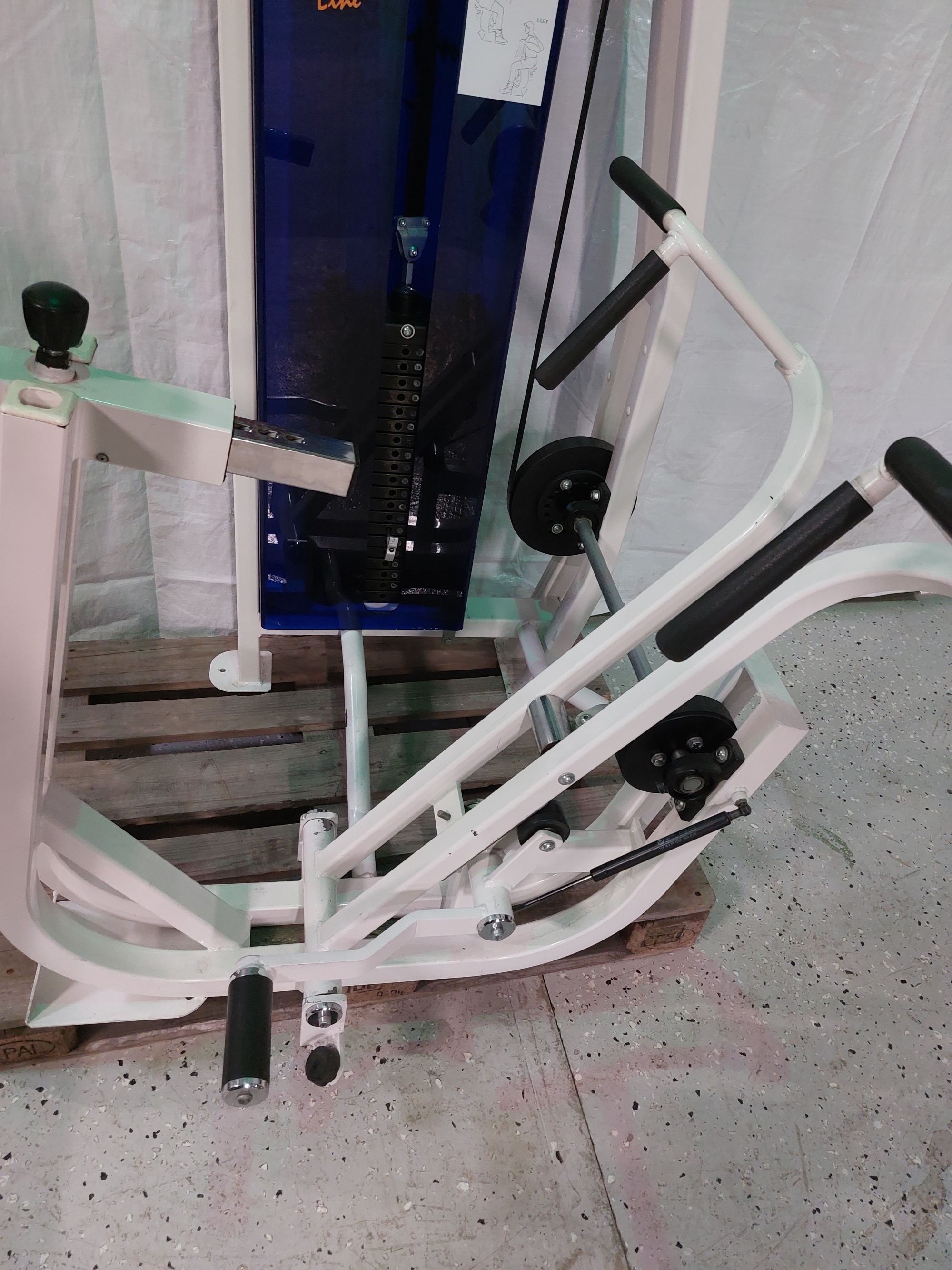 Seated rowing machine with chest support C-curve - PS Auction - We ...