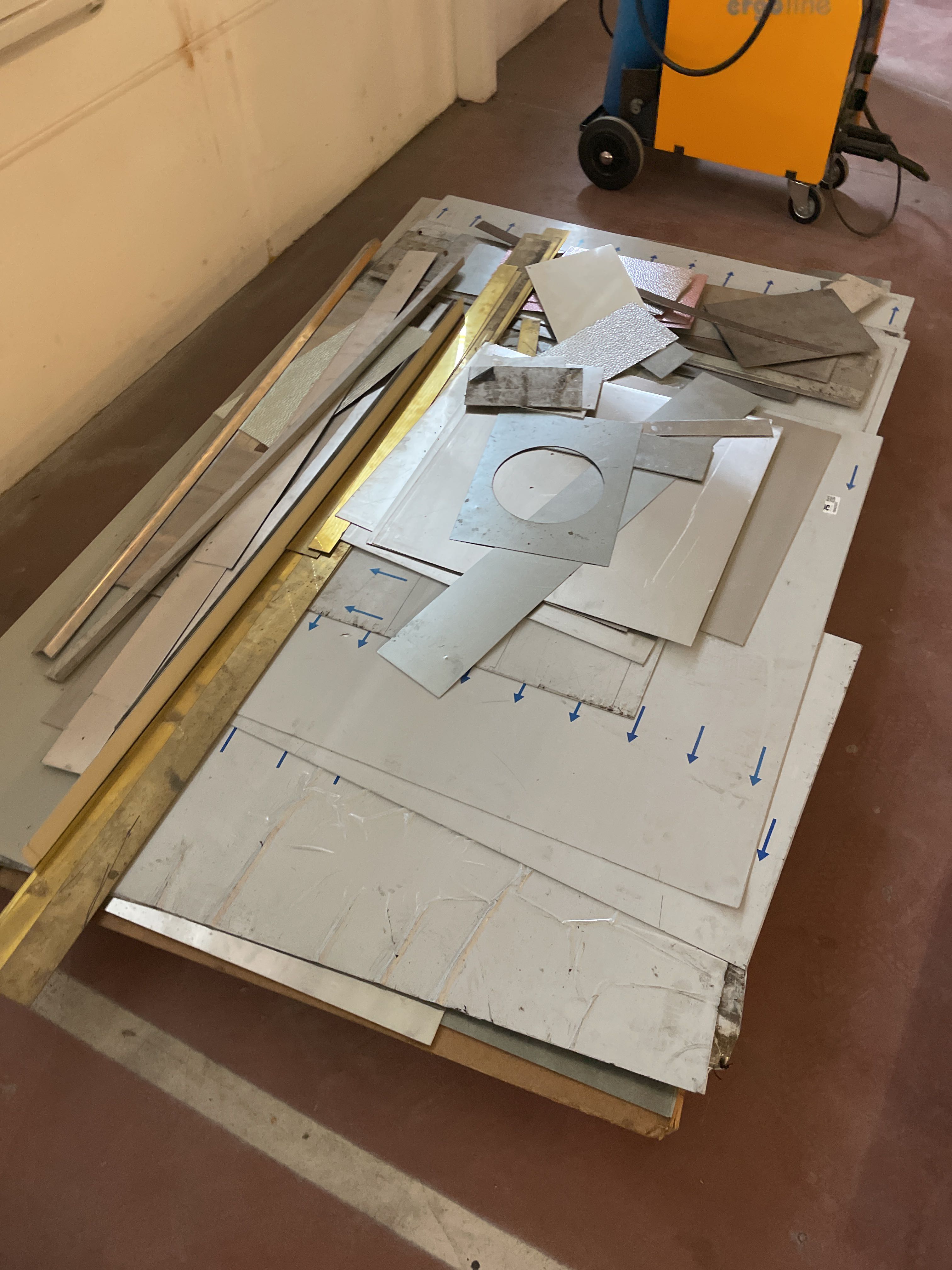 Pall med diverse plåtskivor och restmaterial - Auktioner online ...