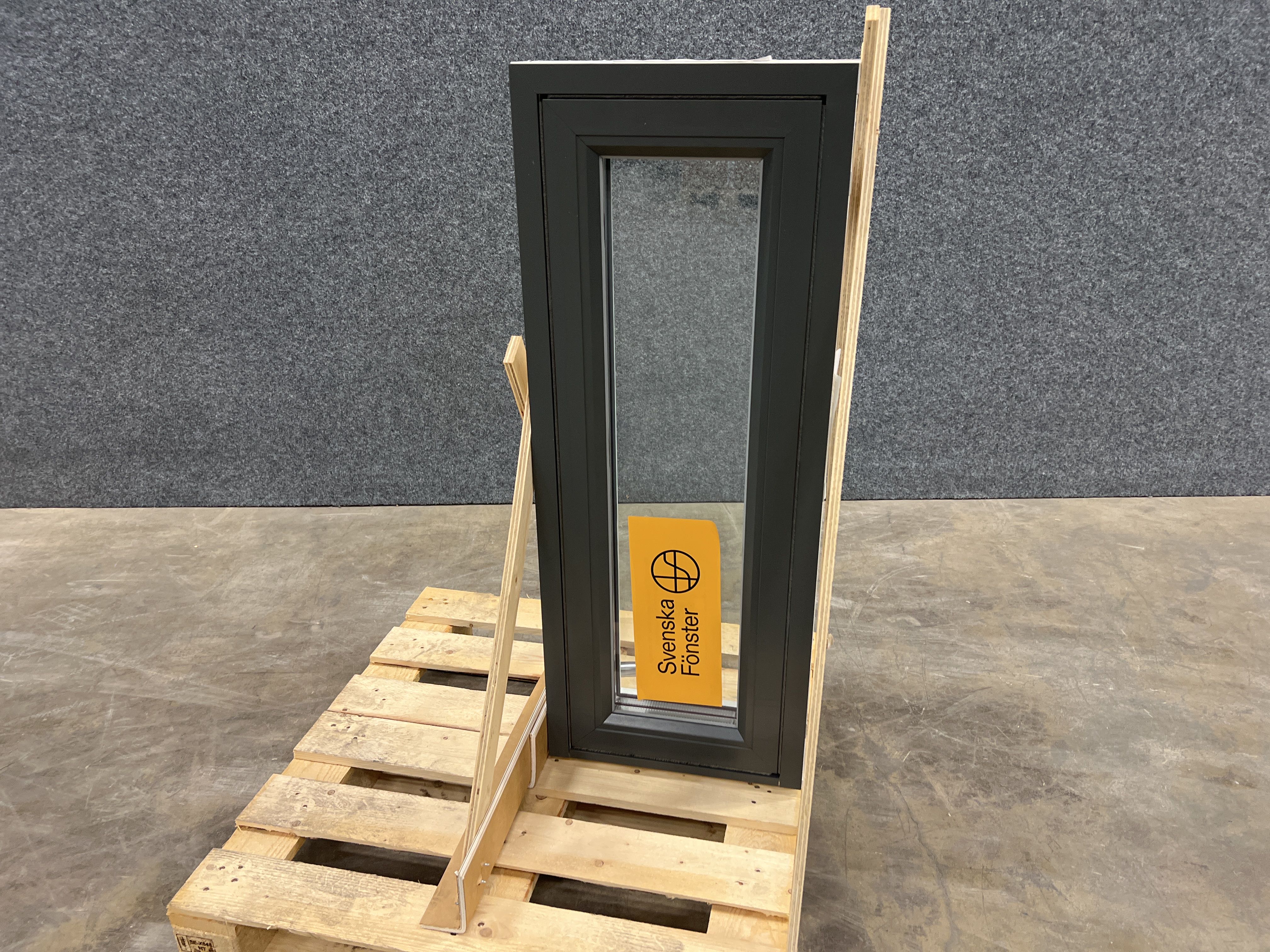 Pivot window Wood/Aluminum 3-glazed F1 Swedish Window 4-10 - PS Auction ...