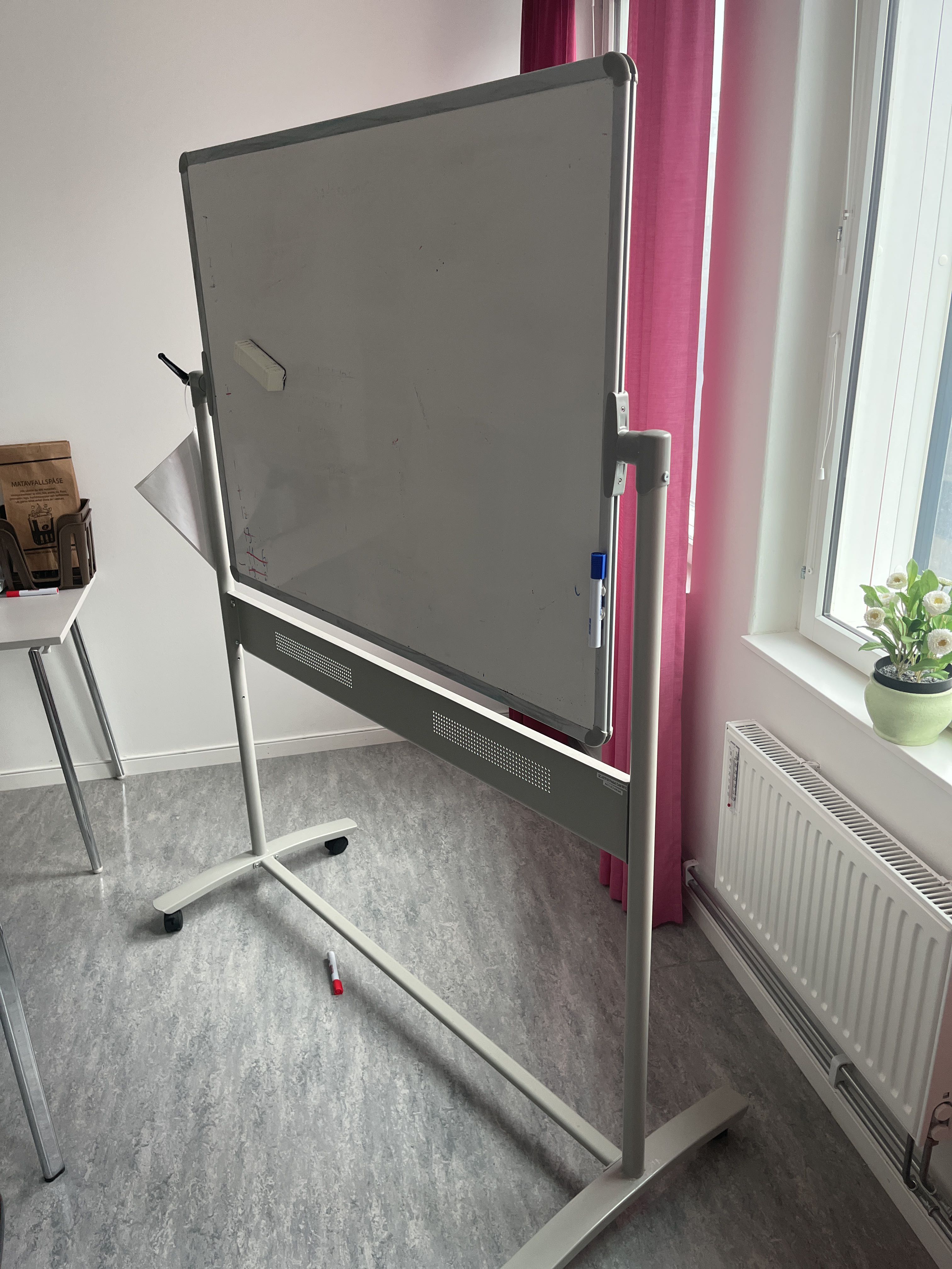 Möblemang lunchrum - 7st bord, 8st stolar med mera - Auktioner online ...