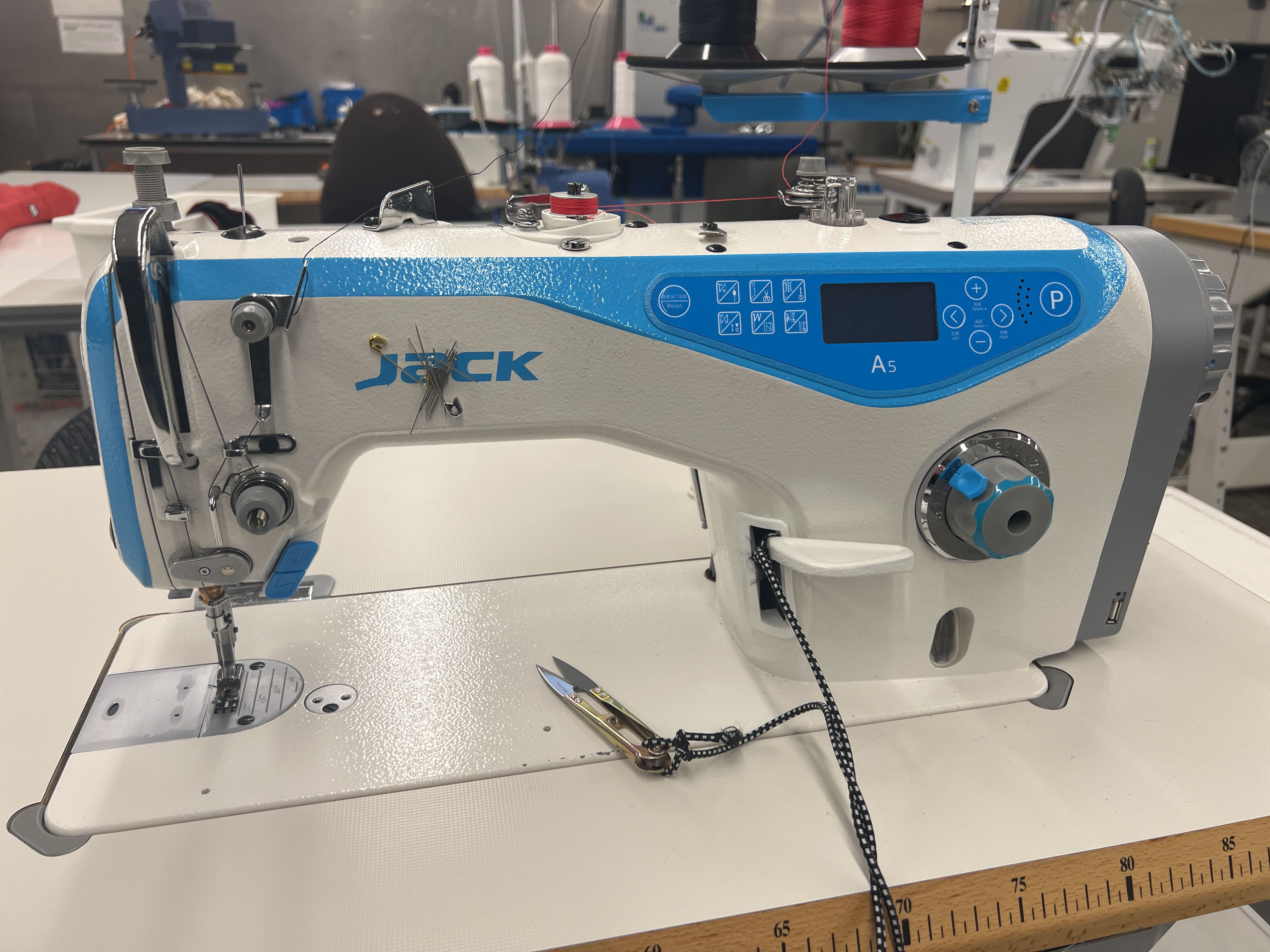 Symaskin Jack A5 Inklusive bord & Pedal - Auktioner online ...