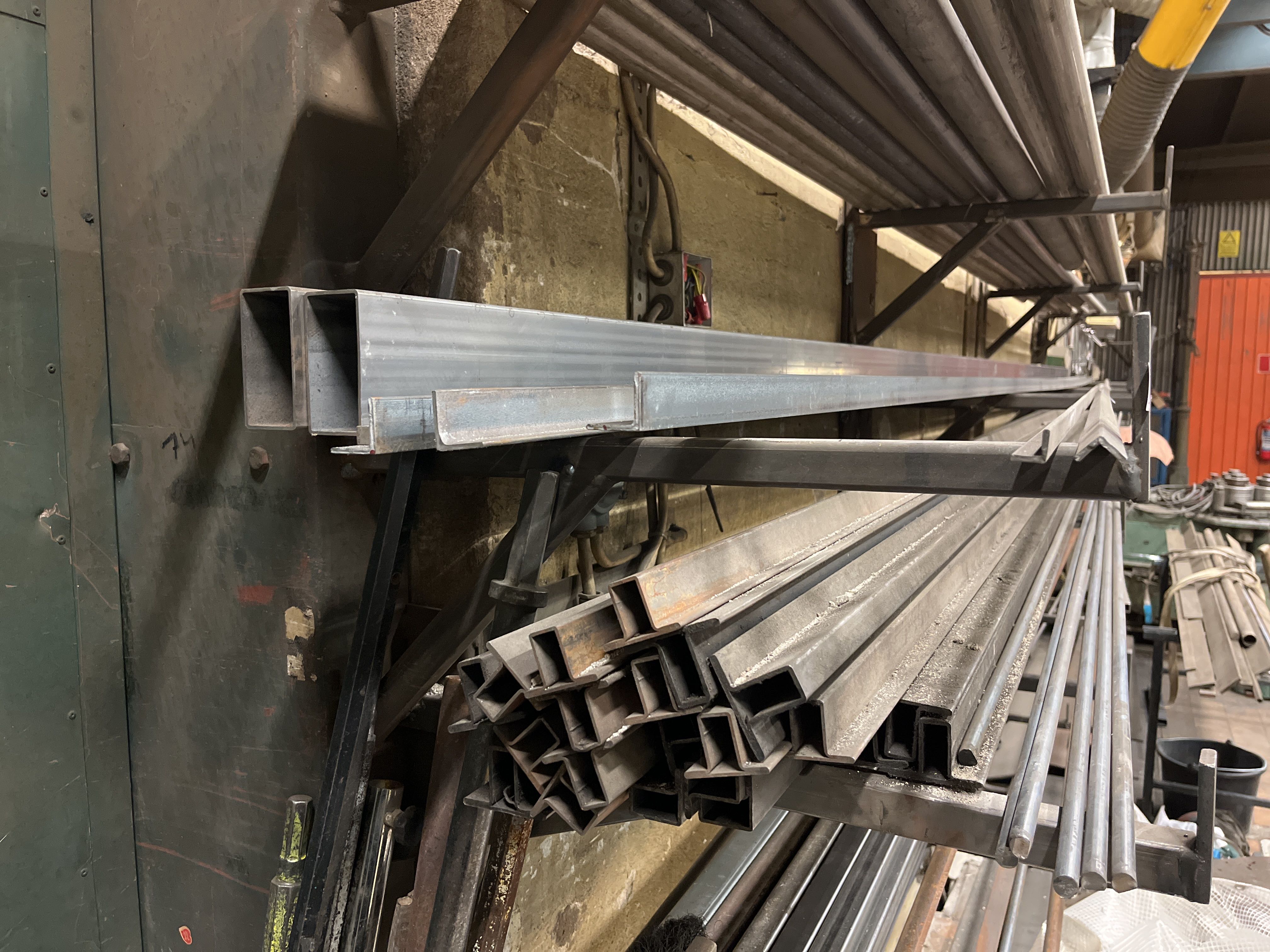 Samling med diverse metallprofiler i varierat utförande - Auktioner ...