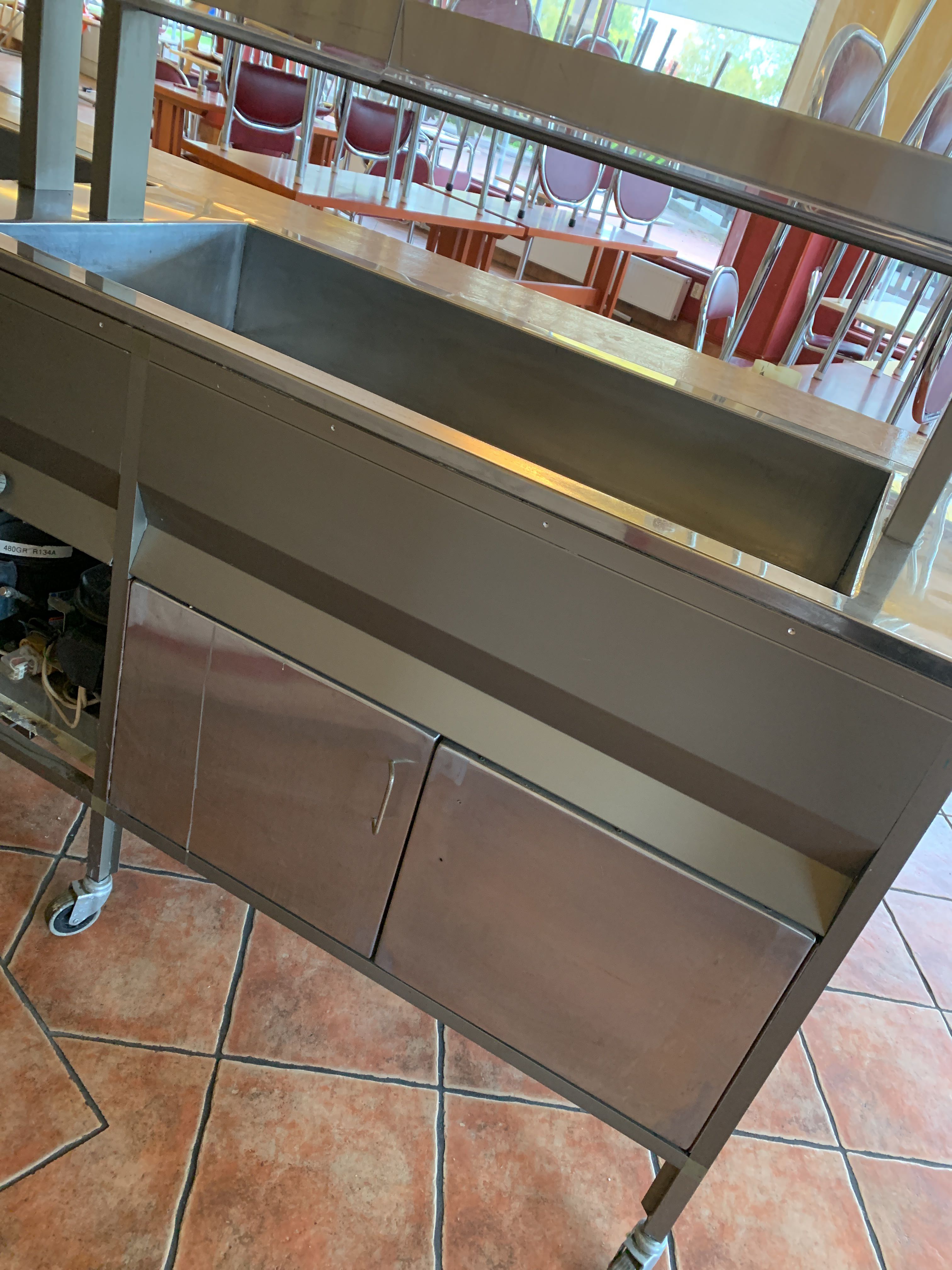 Cooling buffet on wheels with double cooling wells - PS Auction - We ...