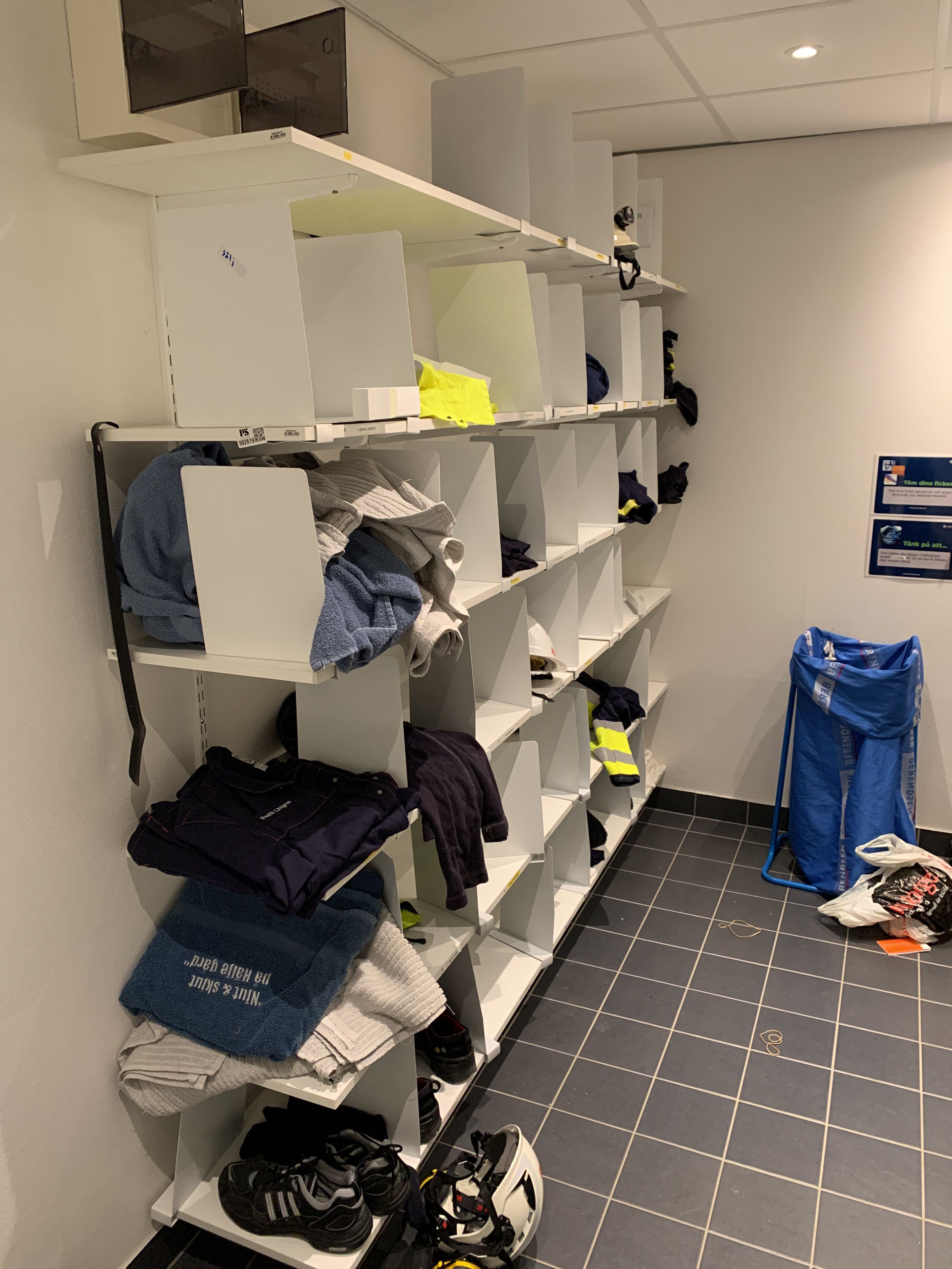 Wall shelves with brackets - PS Auction - We value the future - Largest ...