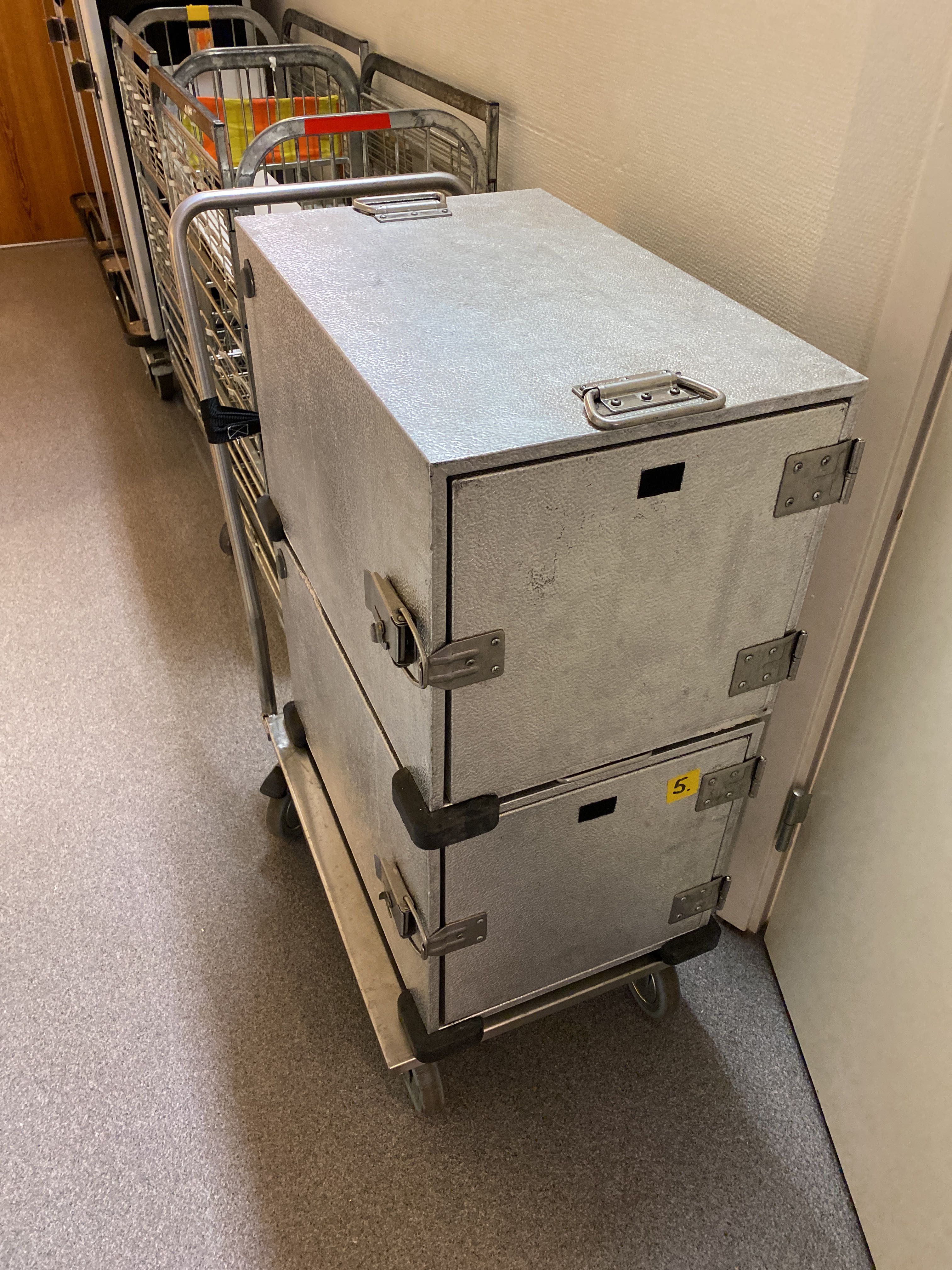 Heat boxes on trolley Thermobox E600 - PS Auction - We value the future ...