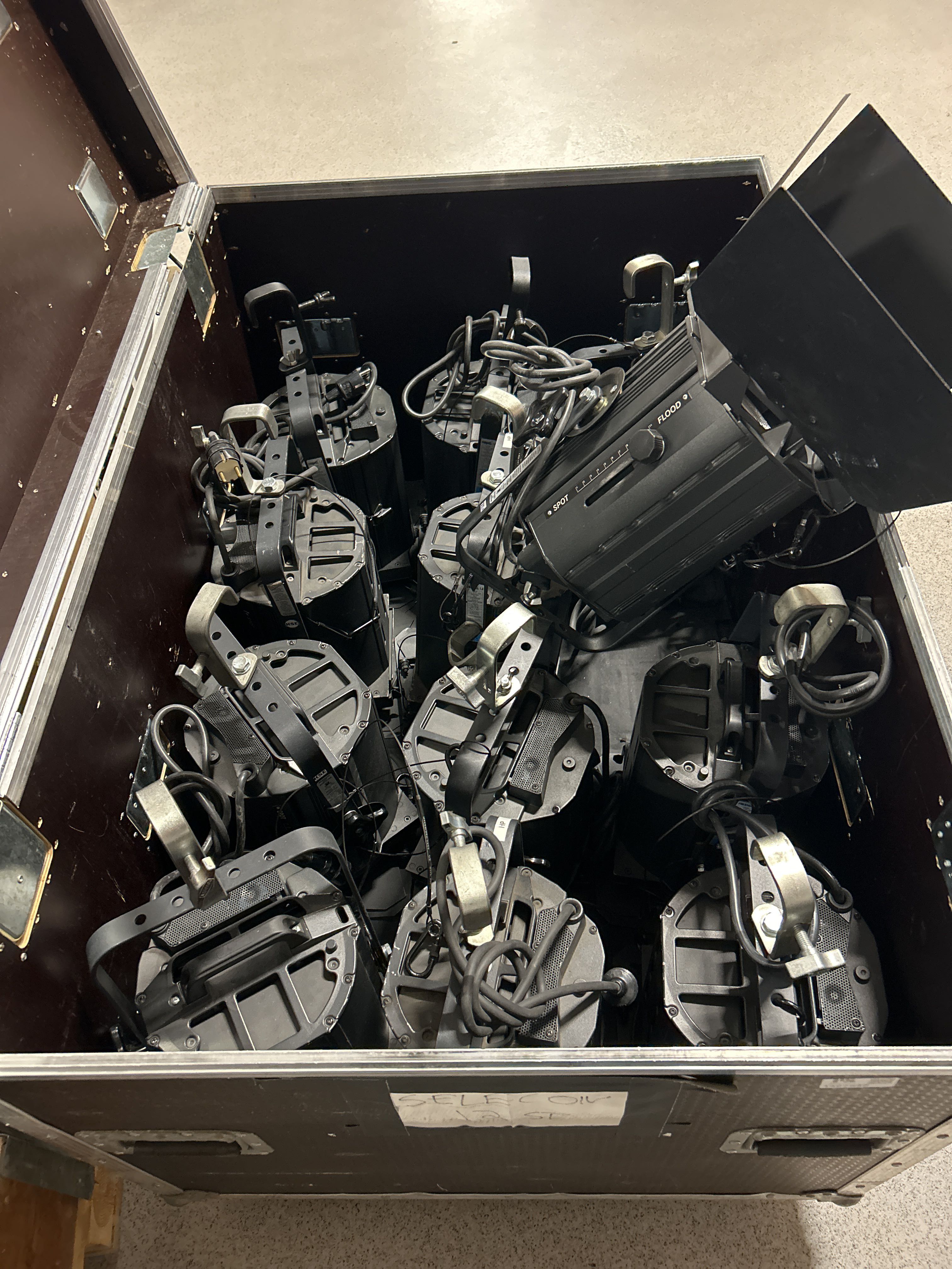 Stage luminaires 12 pcs, in case with wheels - Selecon Fresnel 1.2kW ...