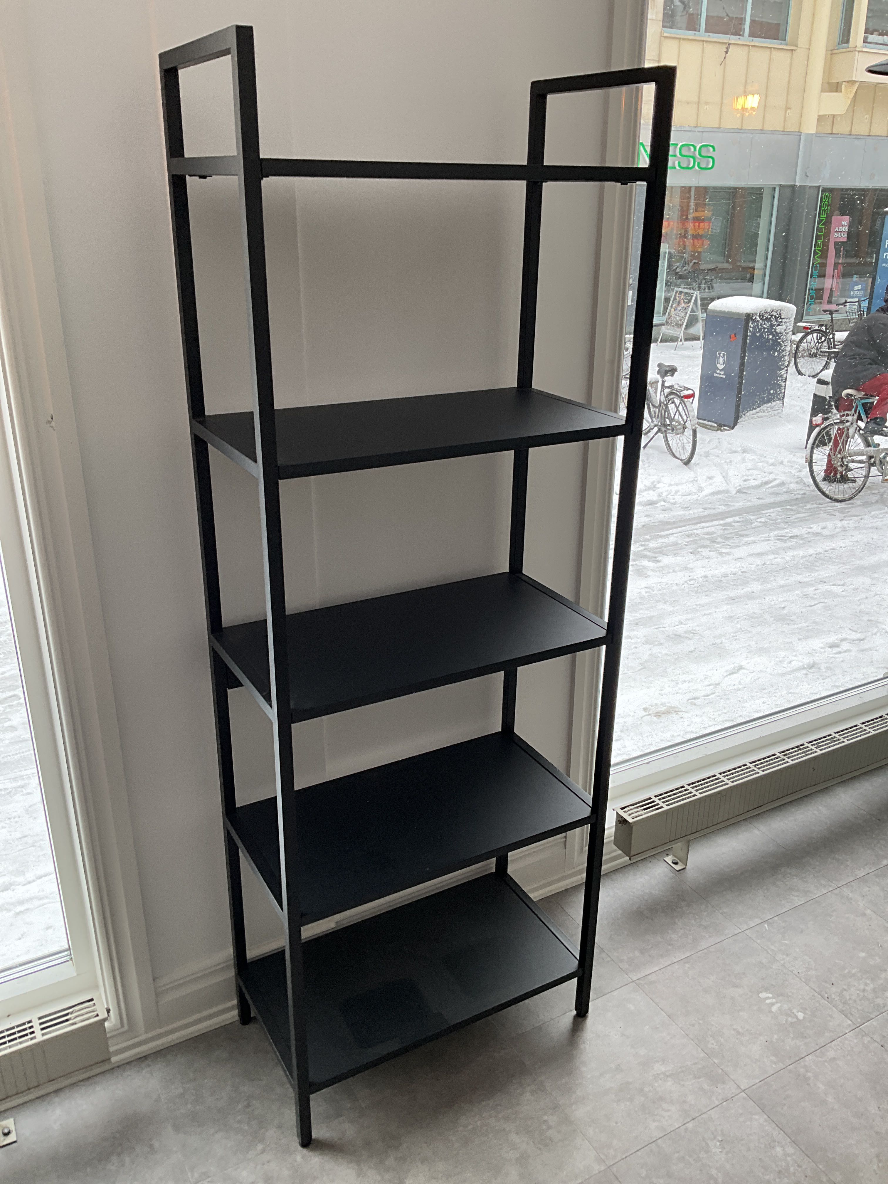 2 st. hyllor i metall och trä - Auktioner online - Nätauktioner ...