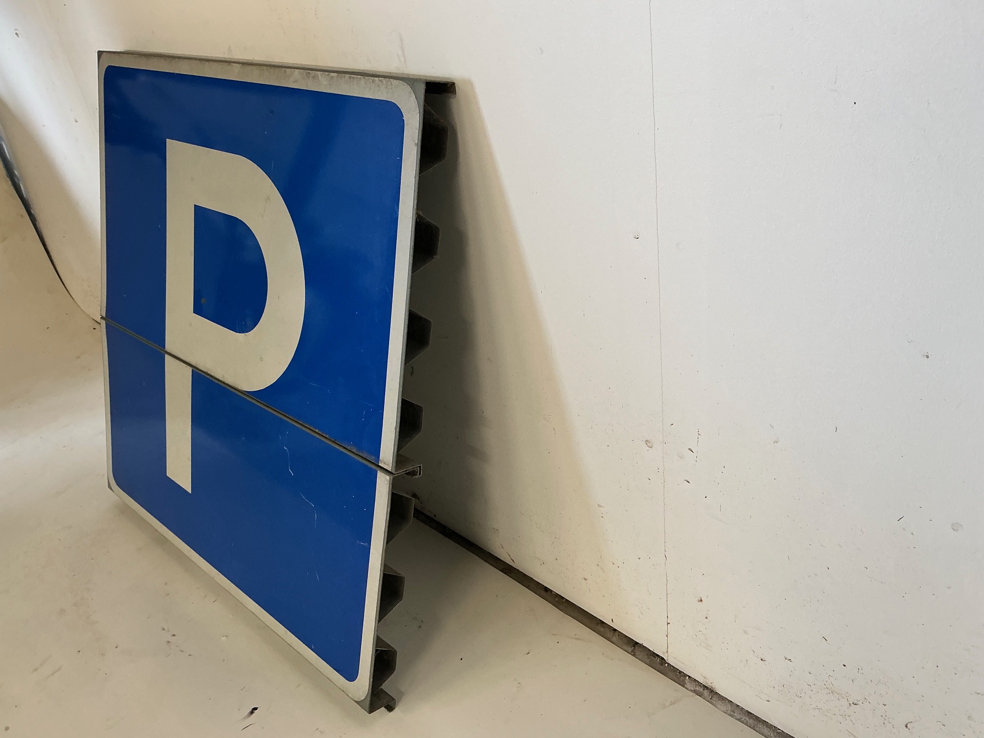 P-skylt och 4 st bensindunkar - Auktioner online - Nätauktioner ...