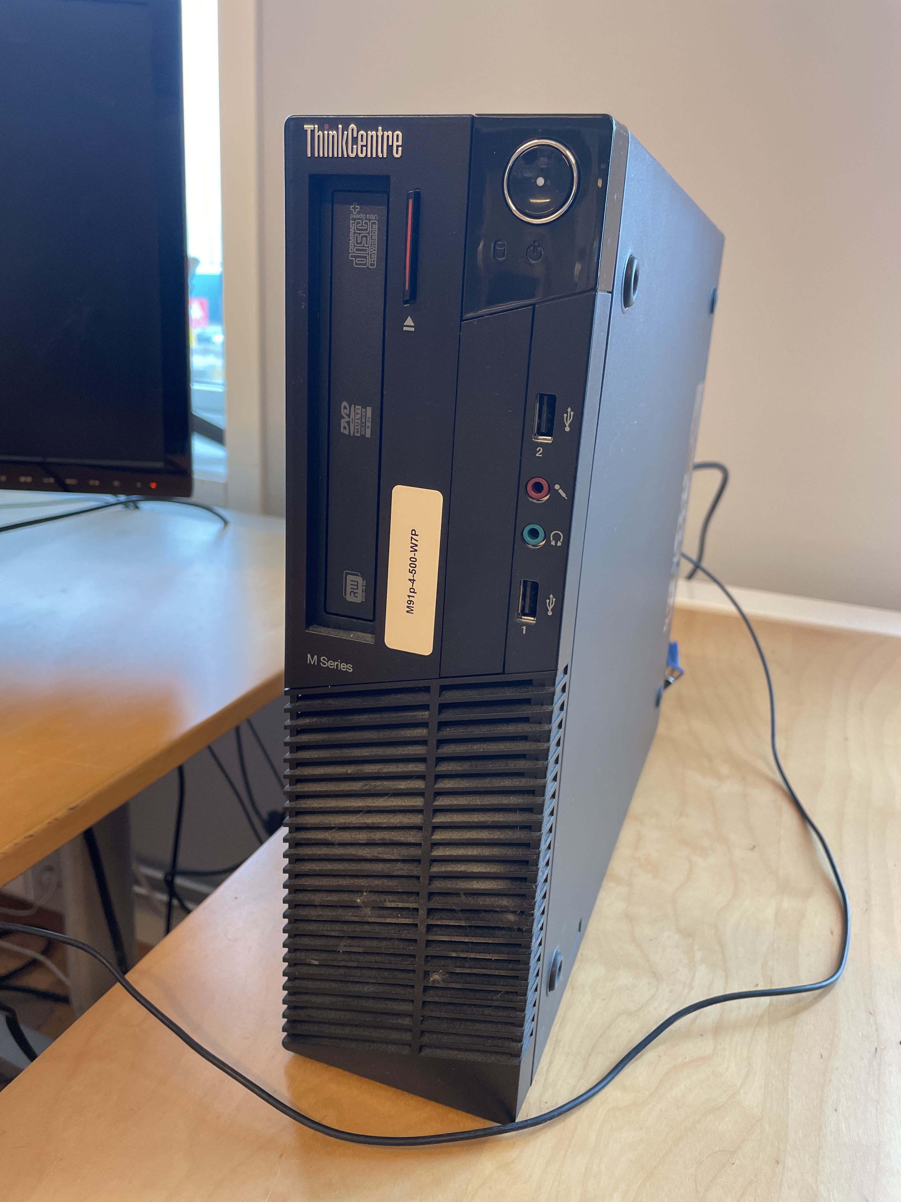 Computer and 3 screens, Lenovo Thinkcenter - PS Auction - We value the ...
