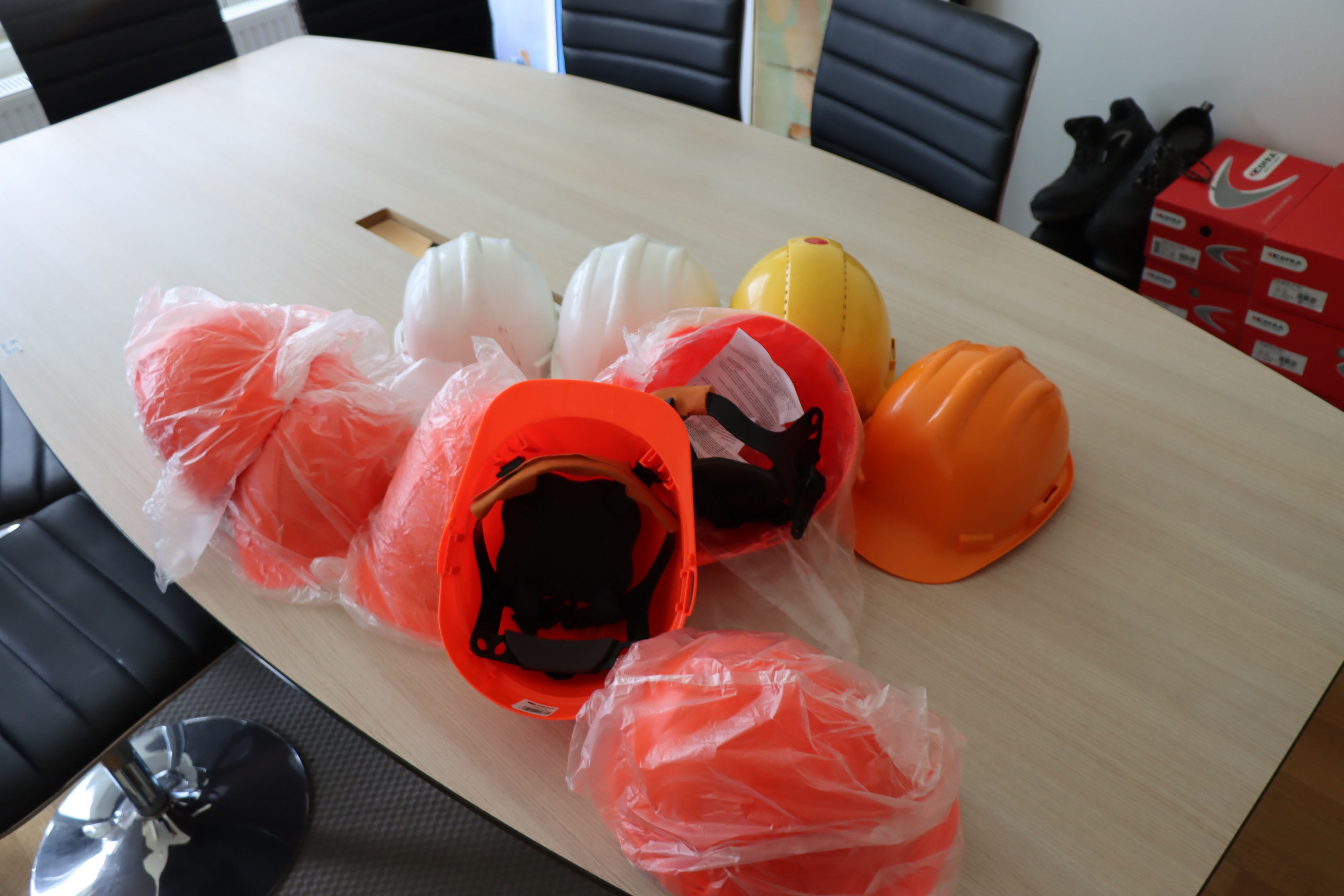 10 work helmets - PS Auction - We value the future - Largest in net ...