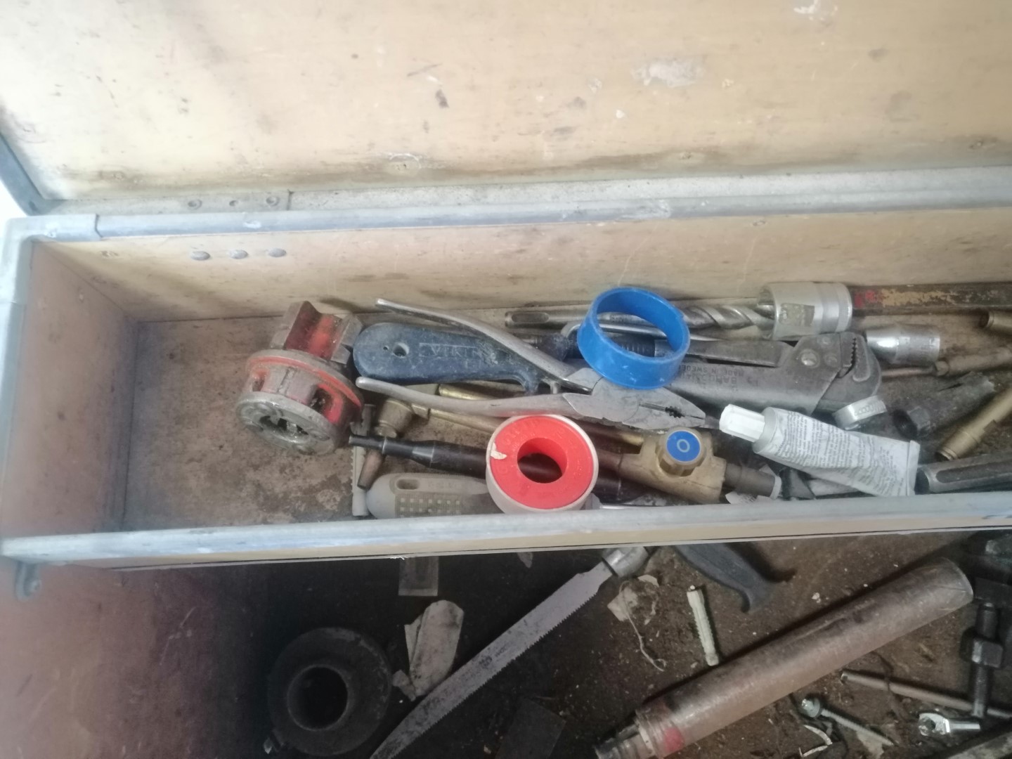 Fitter box with plumbing accessories - PS Auction - We value the future ...