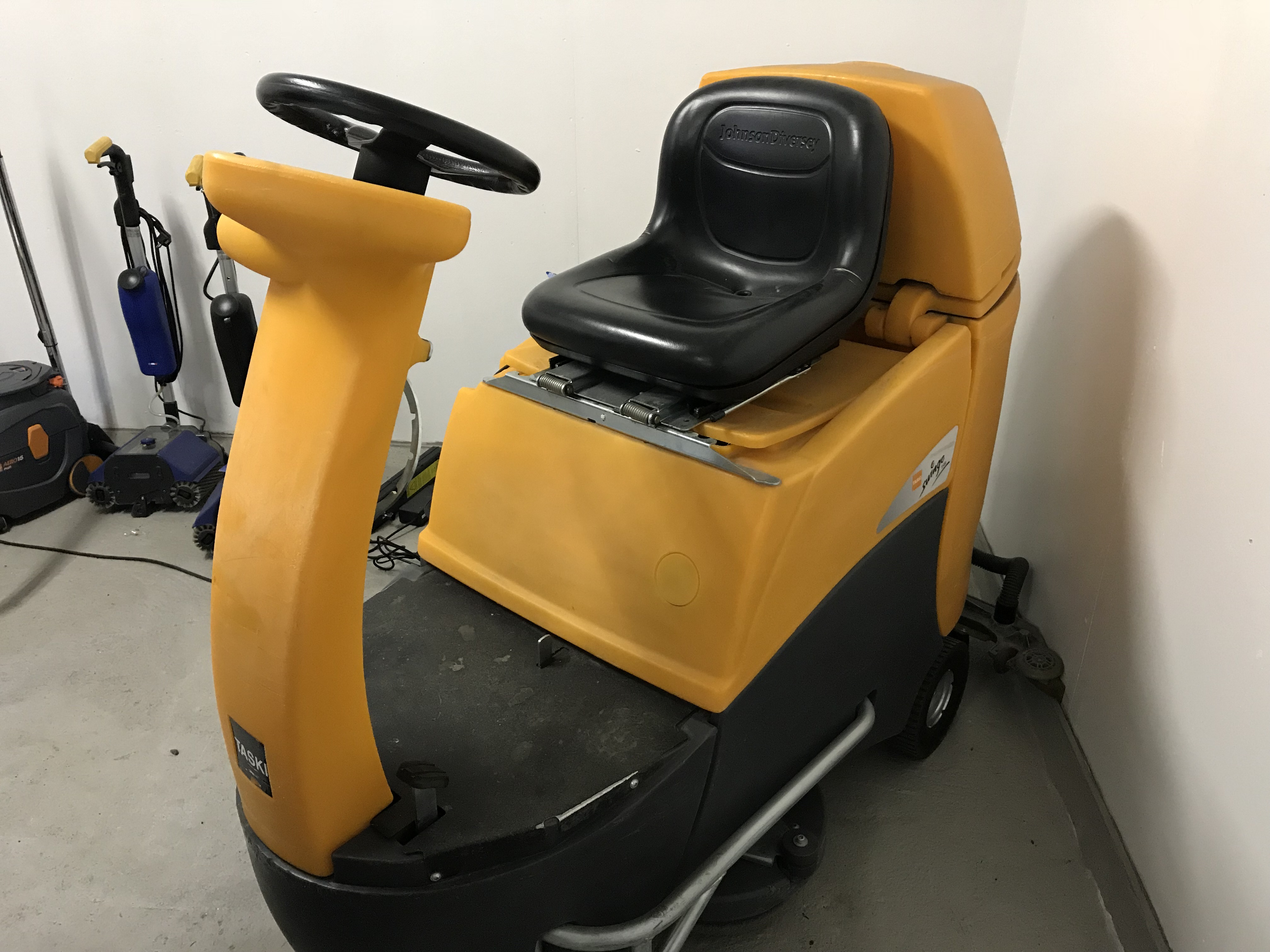 Combine Harvester Diversey TASKI Swingo 2500 - PS Auction - We value ...