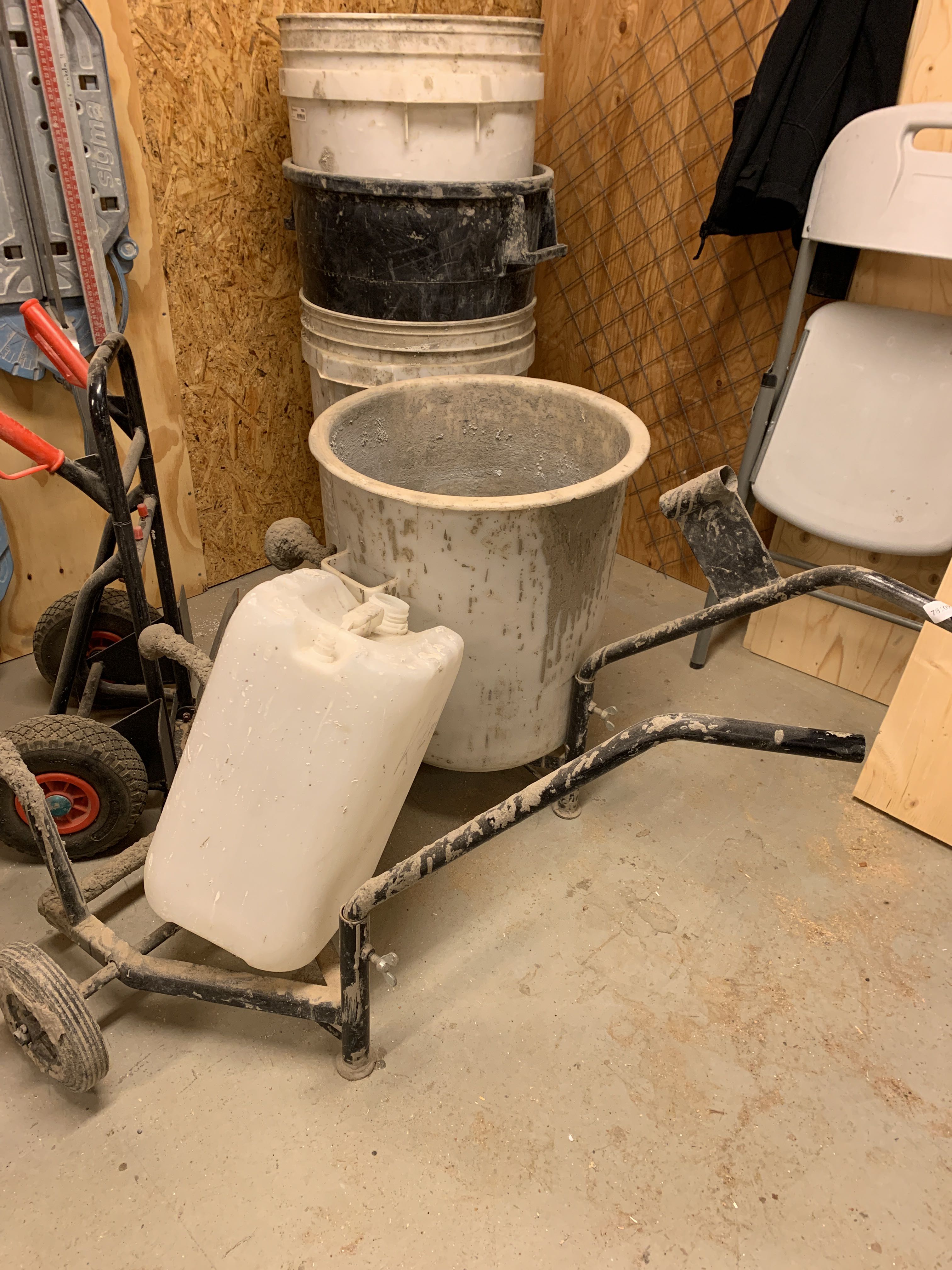 Masonry buckets, wheelbarrows, plastic cans - PS Auction - We value the ...