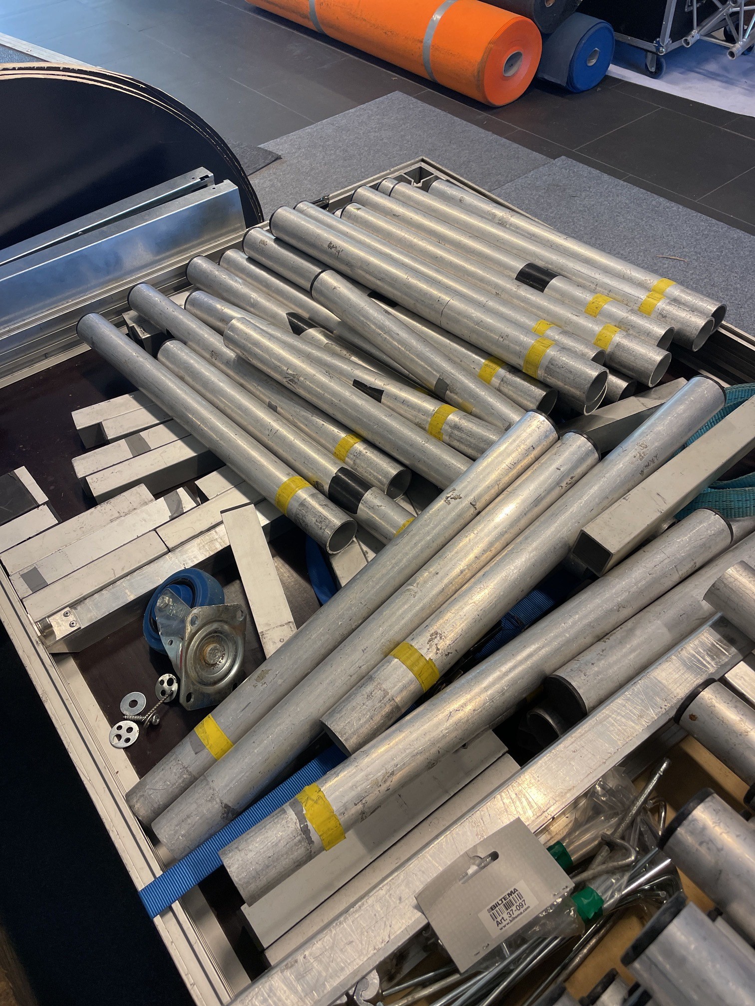 Komplett podie, ca 7 stycken om 100x200cm - Auktioner online ...