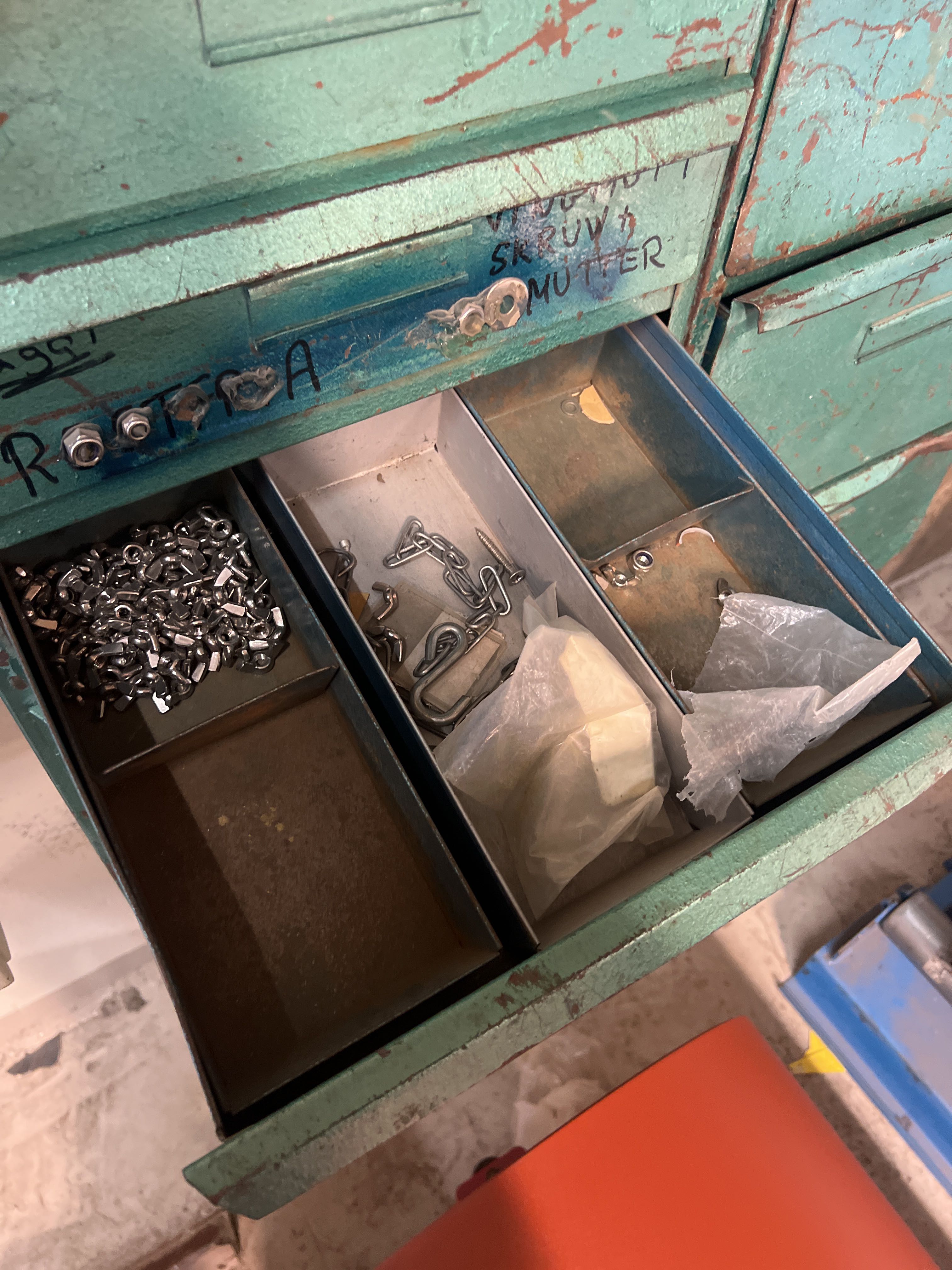 Sheet metal cabinet with contents and sheet metal folding machine - PS ...