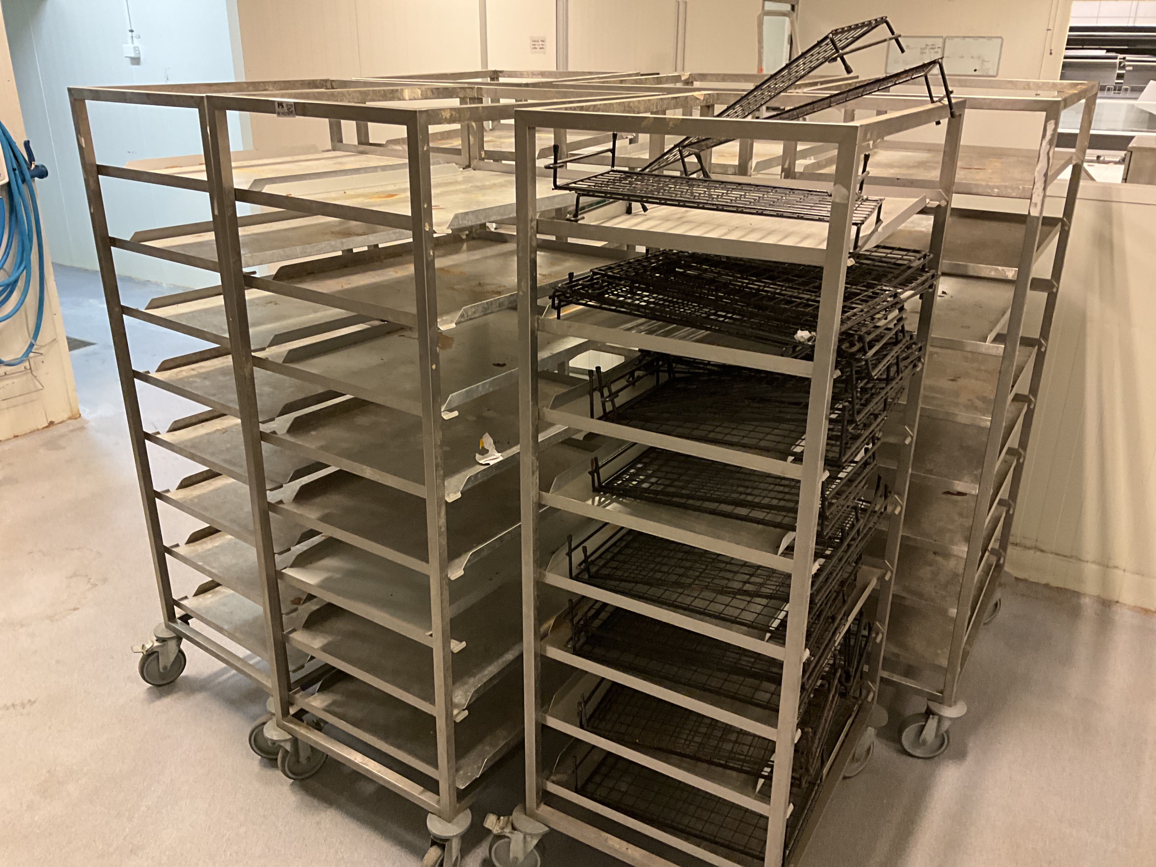 6 metal carts with loose metal plates - PS Auction - We value the ...
