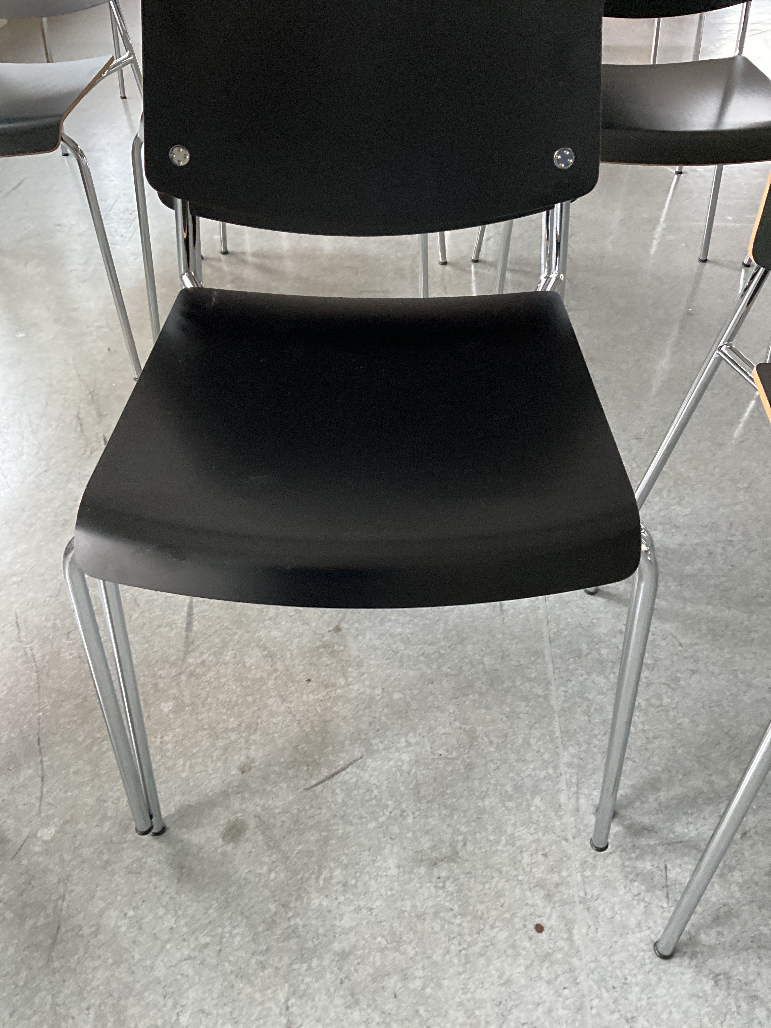 40 stapelbara stolar i fint skick - Auktioner online - Nätauktioner ...