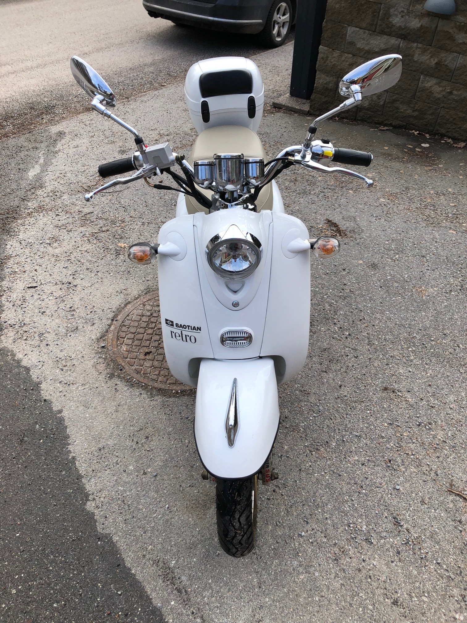 Moped Baotian Retro med integralhjälm och kättinglås - Nätauktioner ...
