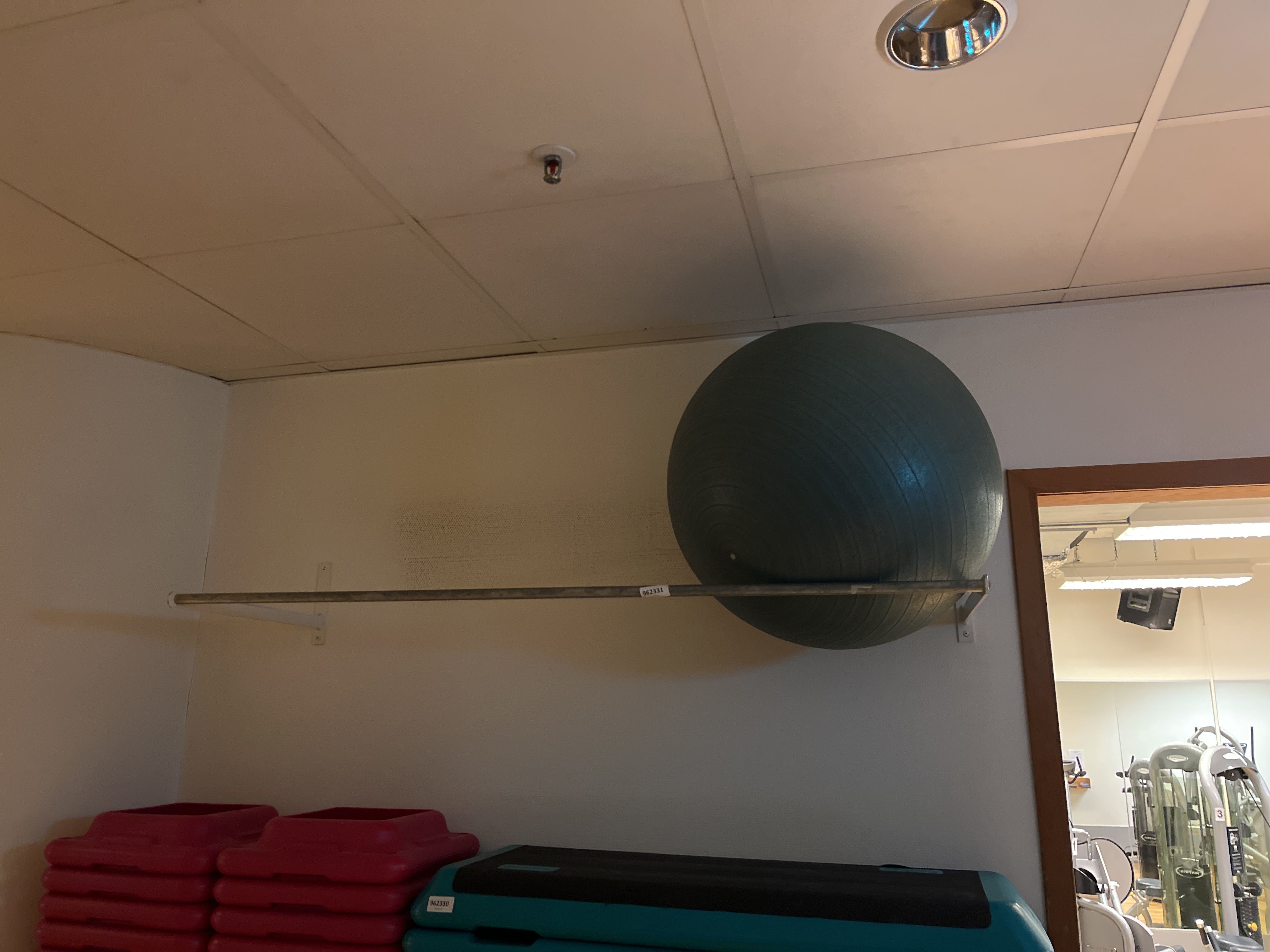 Pilatesboll inkl ställning - Auktioner online - Nätauktioner ...