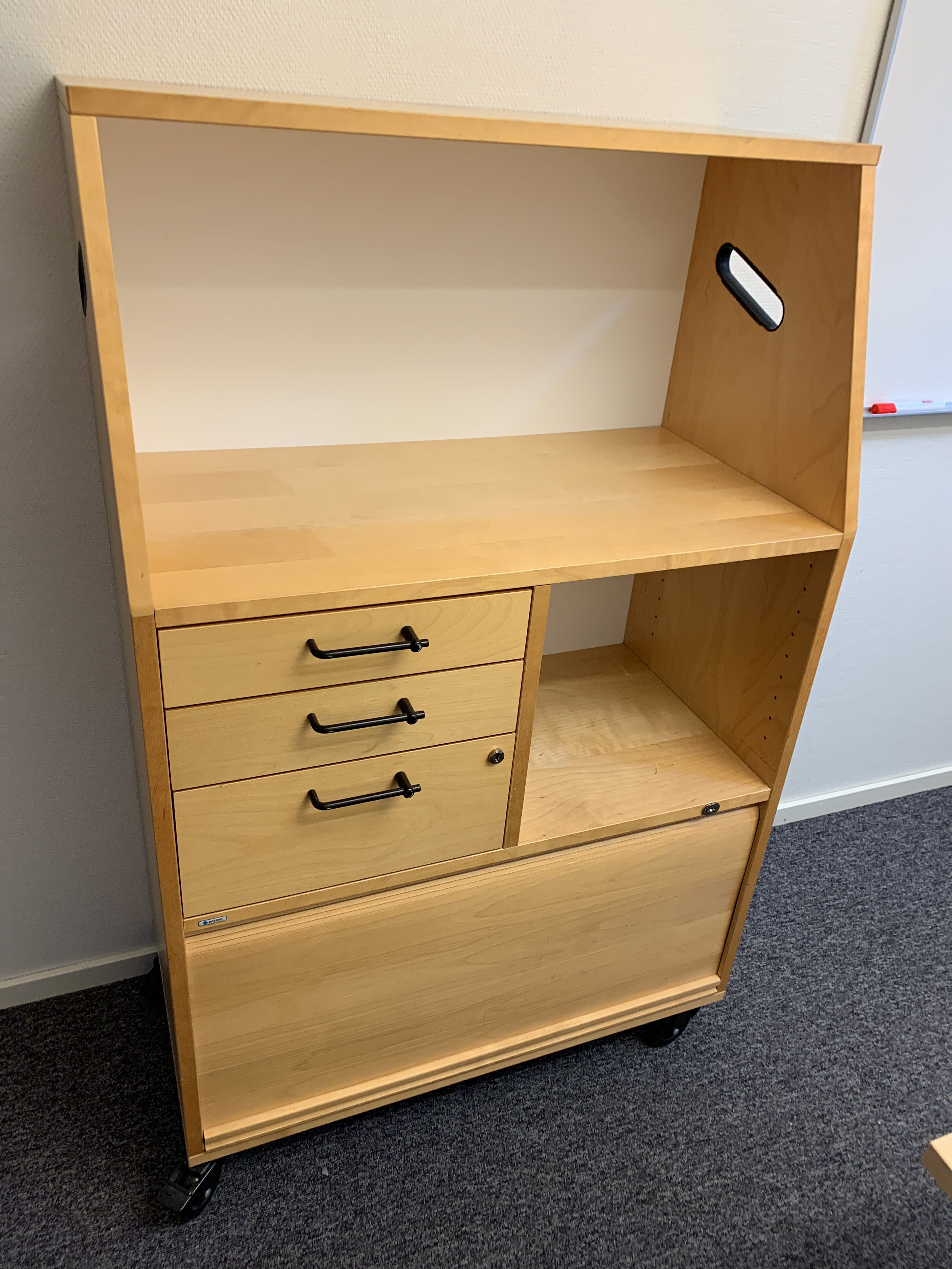 Office furniture: Electric raise/lower desk, office trolley, whiteboard - PS Auction - We value ...