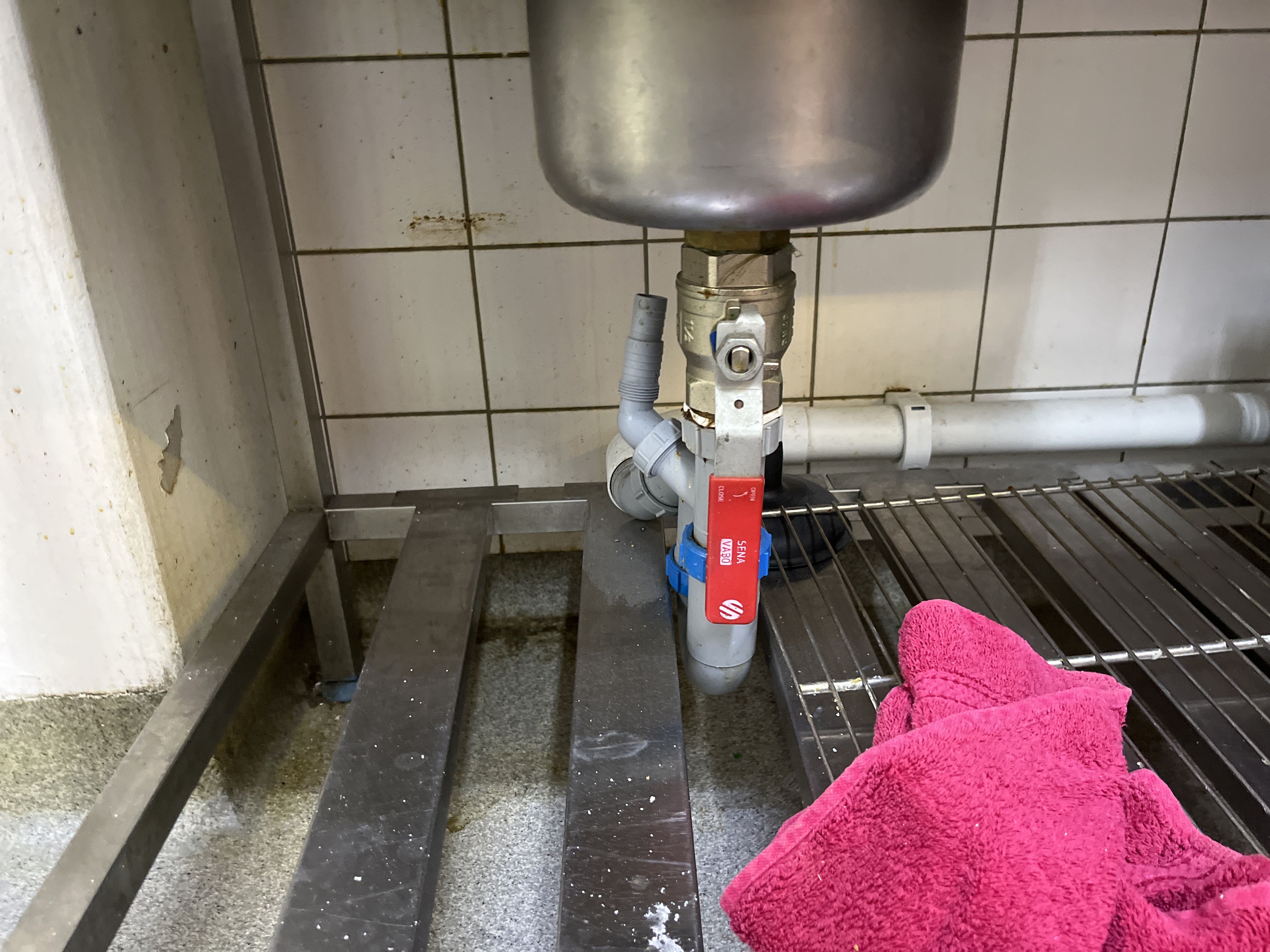 Rostfri diskbänk i vinkel inkl diskho - Auktioner online - Nätauktioner ...