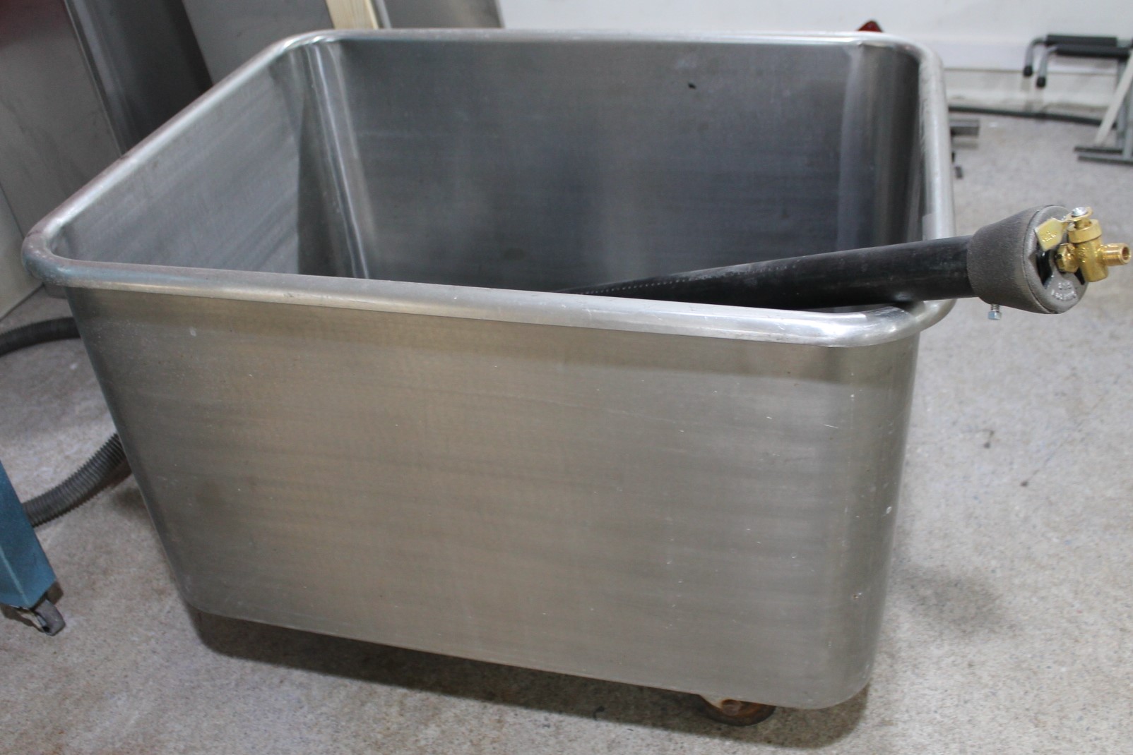 4 stainless steel tubs and gas burners - PS Auction - We value the ...