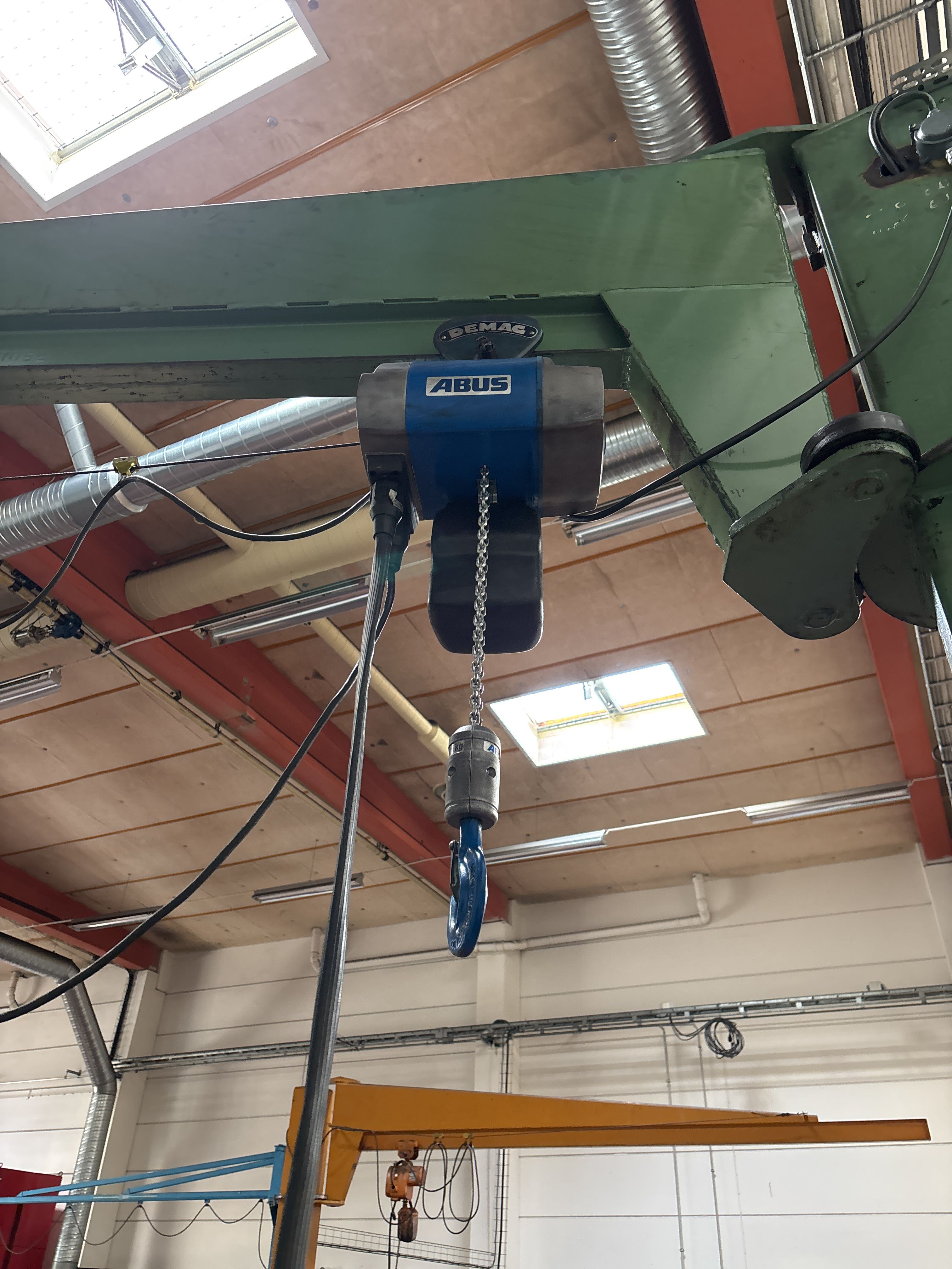 Pelarsvängkran med el-telfer – 125 kg - Auktioner online - Nätauktioner ...