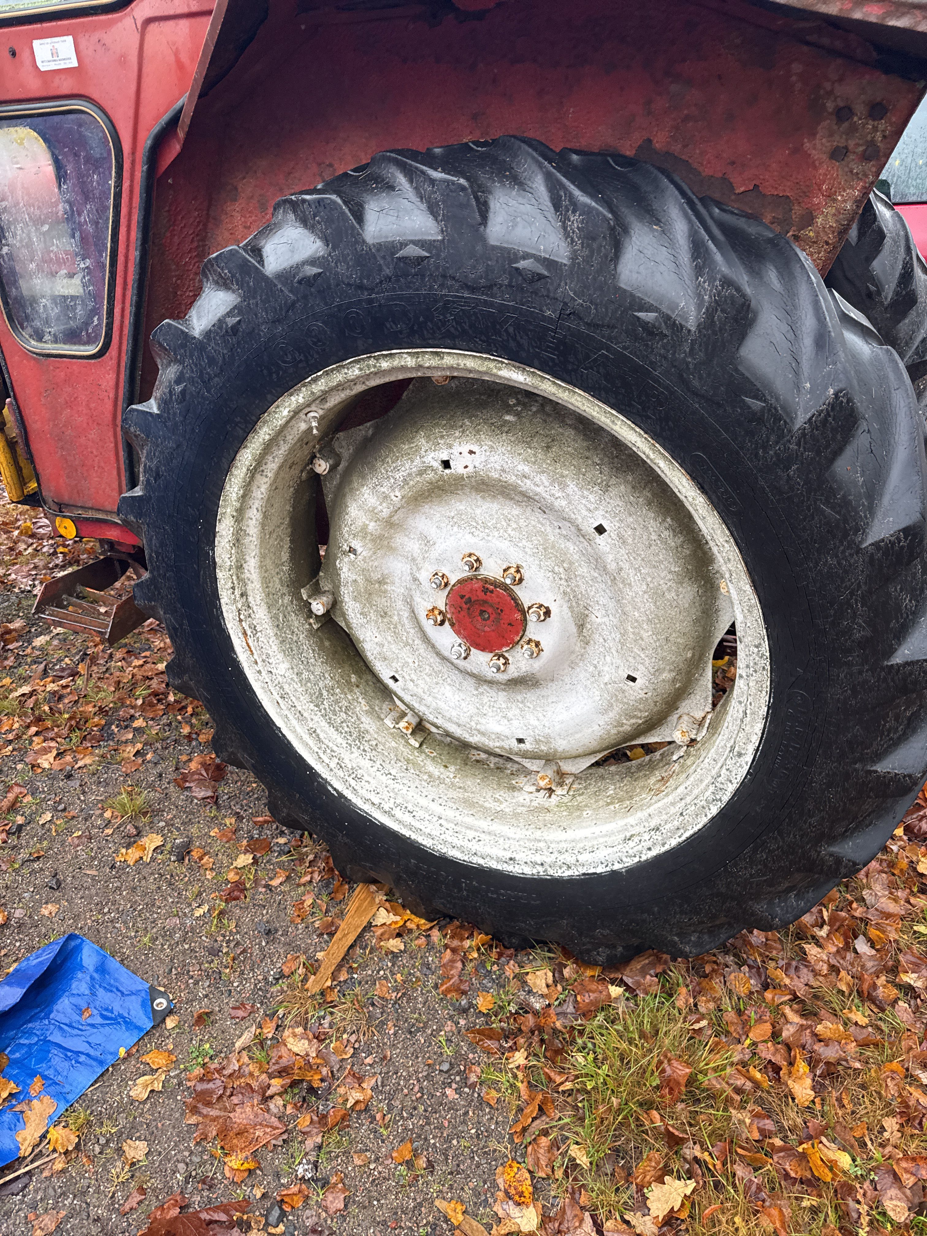 Traktor med TRIMA 800 lastare och gafflar HWO912 - INTERNATIONAL 475 TA ...
