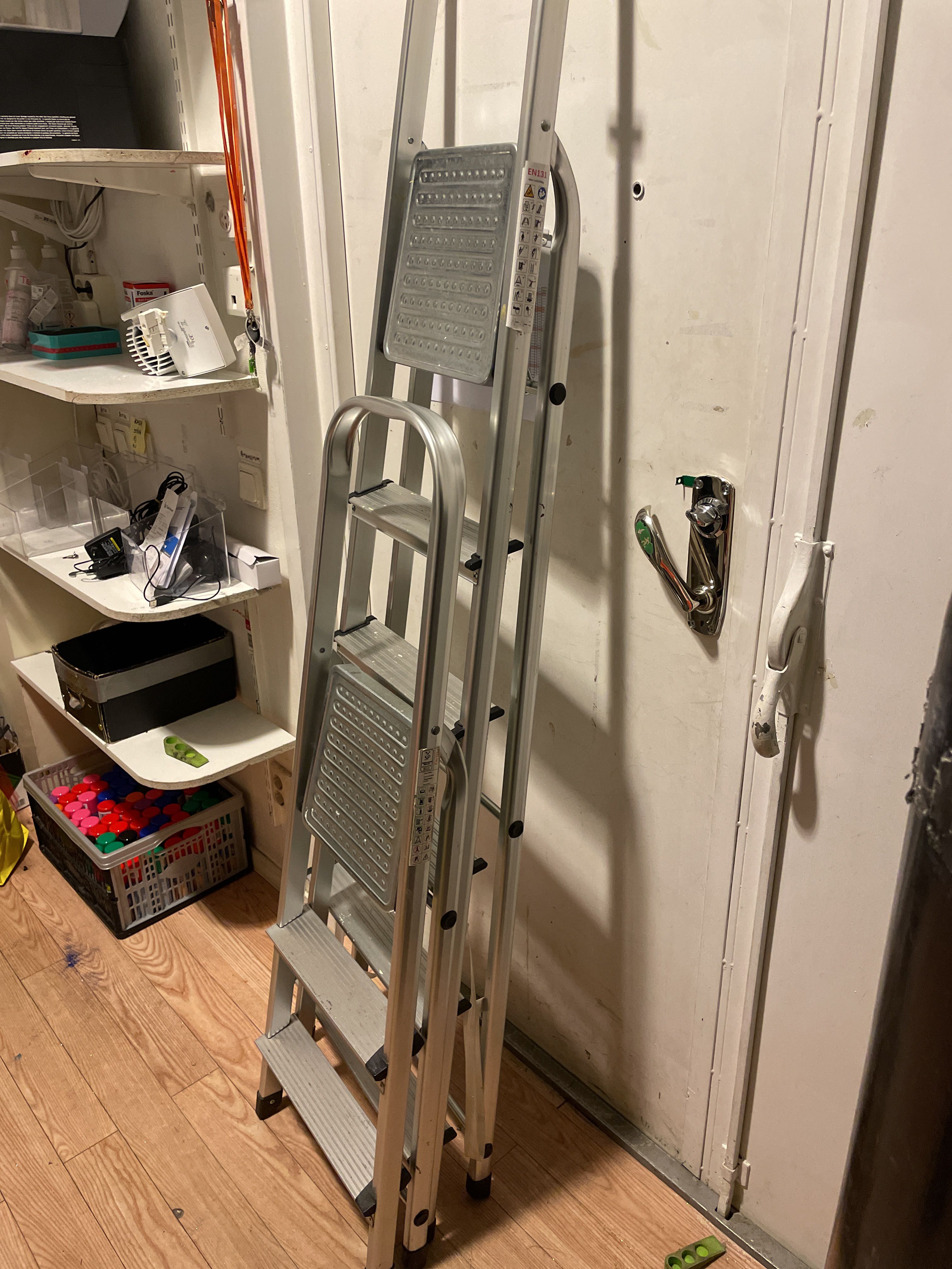 2 box ladders in different models - PS Auction - We value the future ...