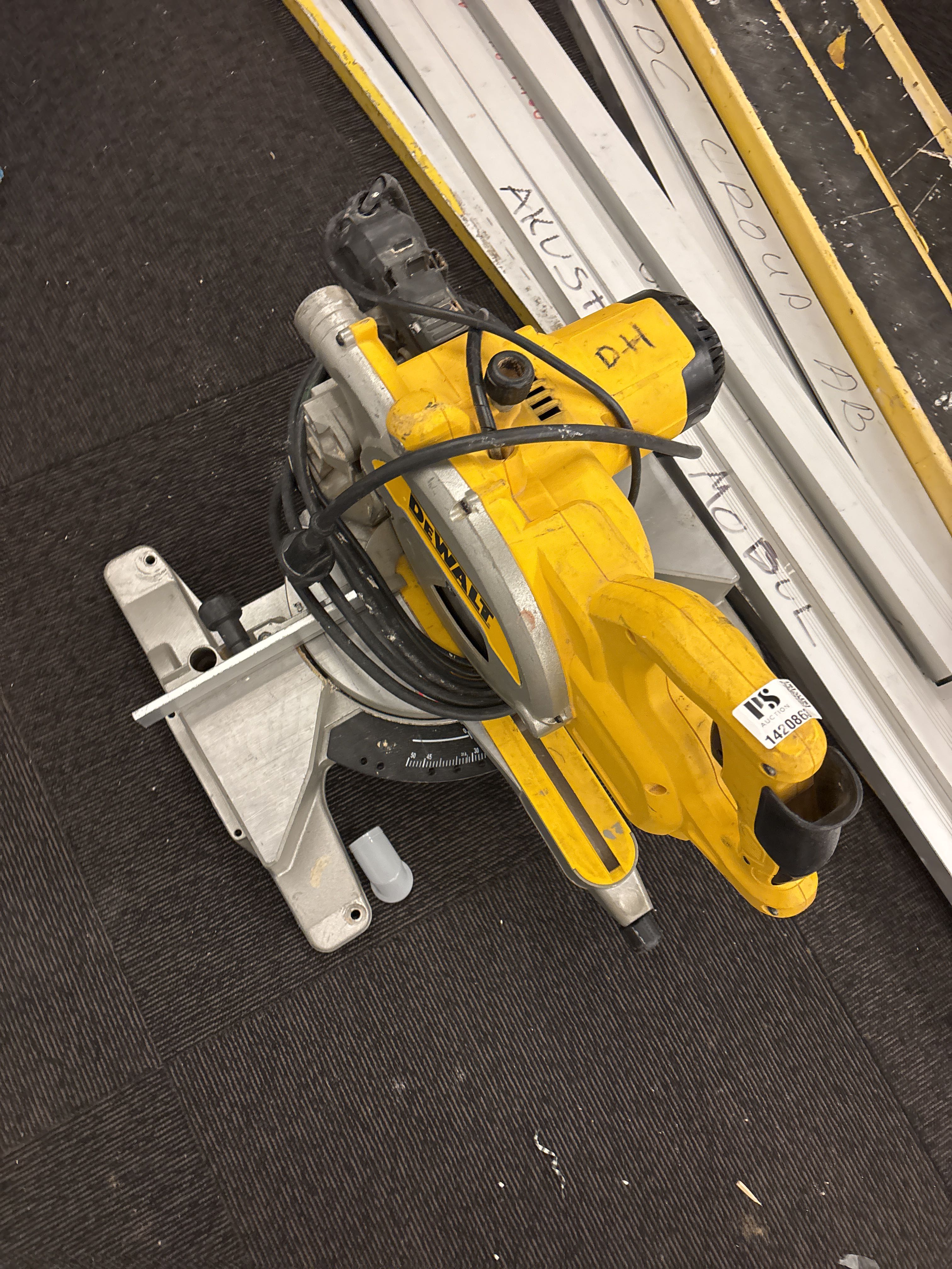 Cross-cut and mitre saw with stand and measuring equipment - DeWalt ...