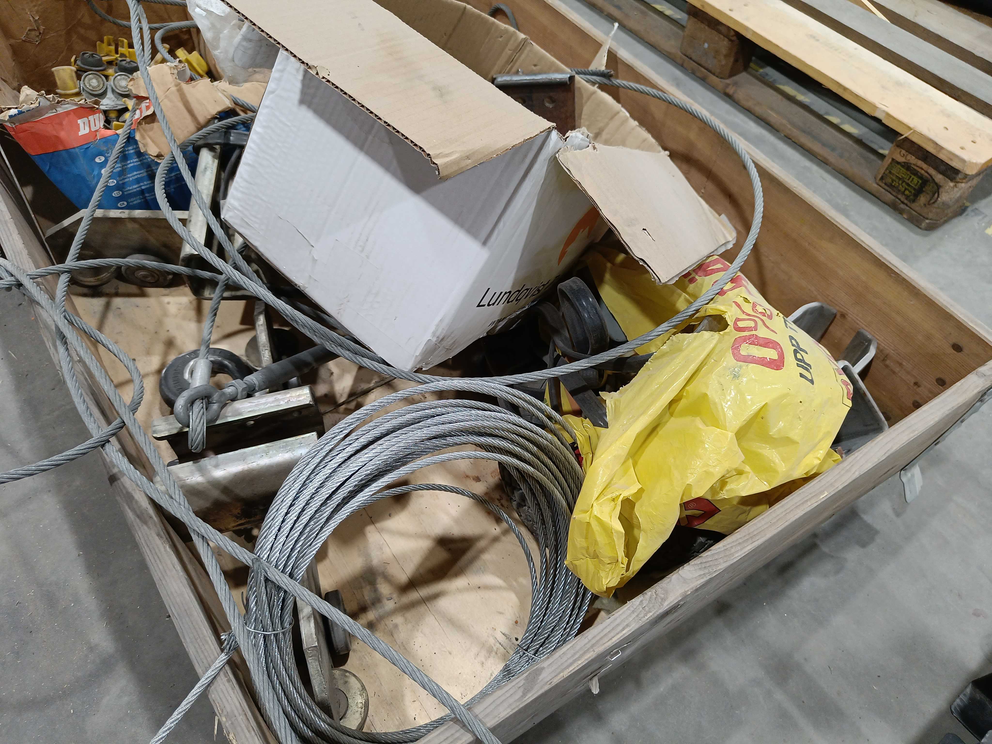 3 pallets with traverse motors and accessories - PS Auction - We value ...