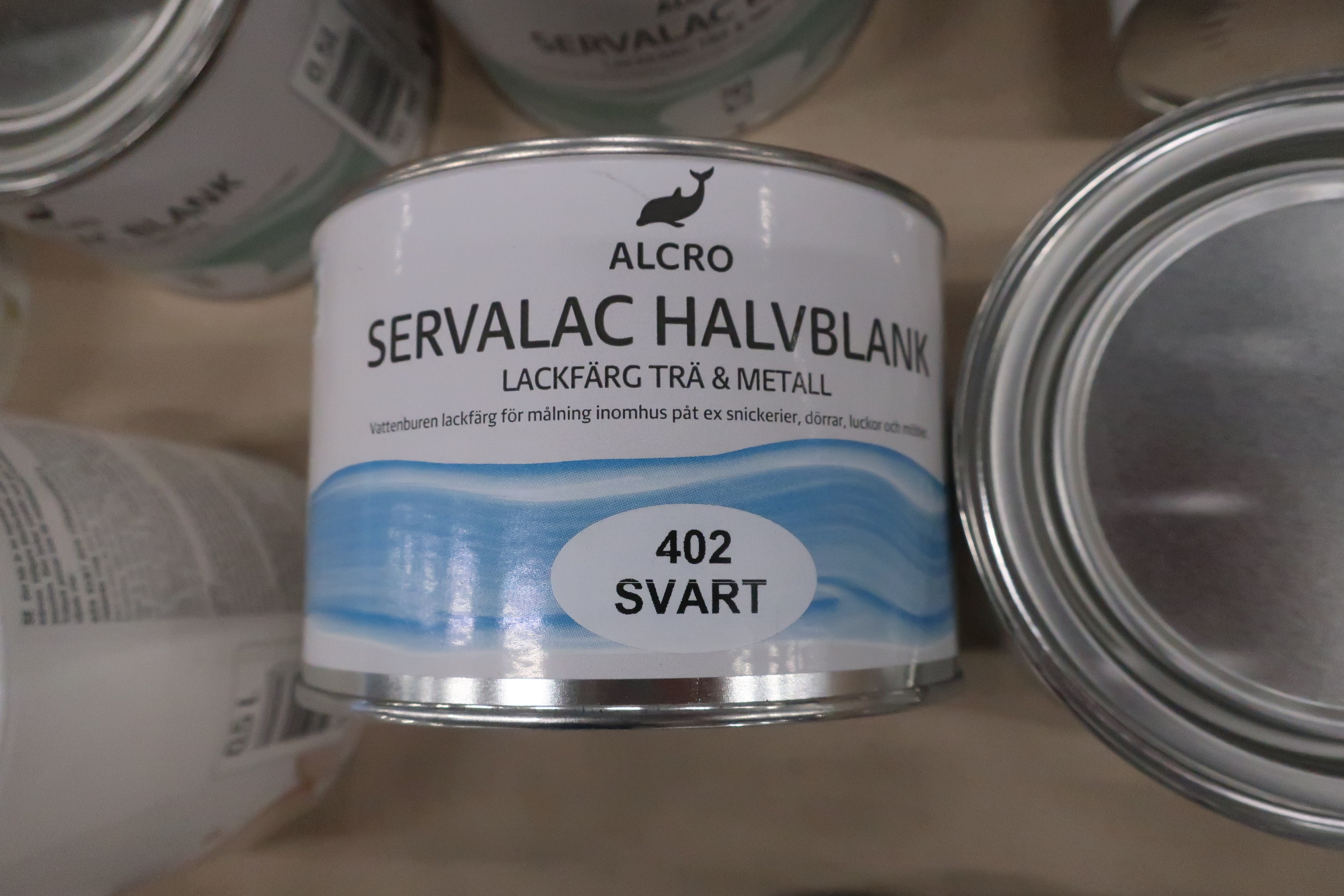 Sortiment med färg (Servalac Halvblank, Köksbänksolja, Möbellasyr m.fl ...