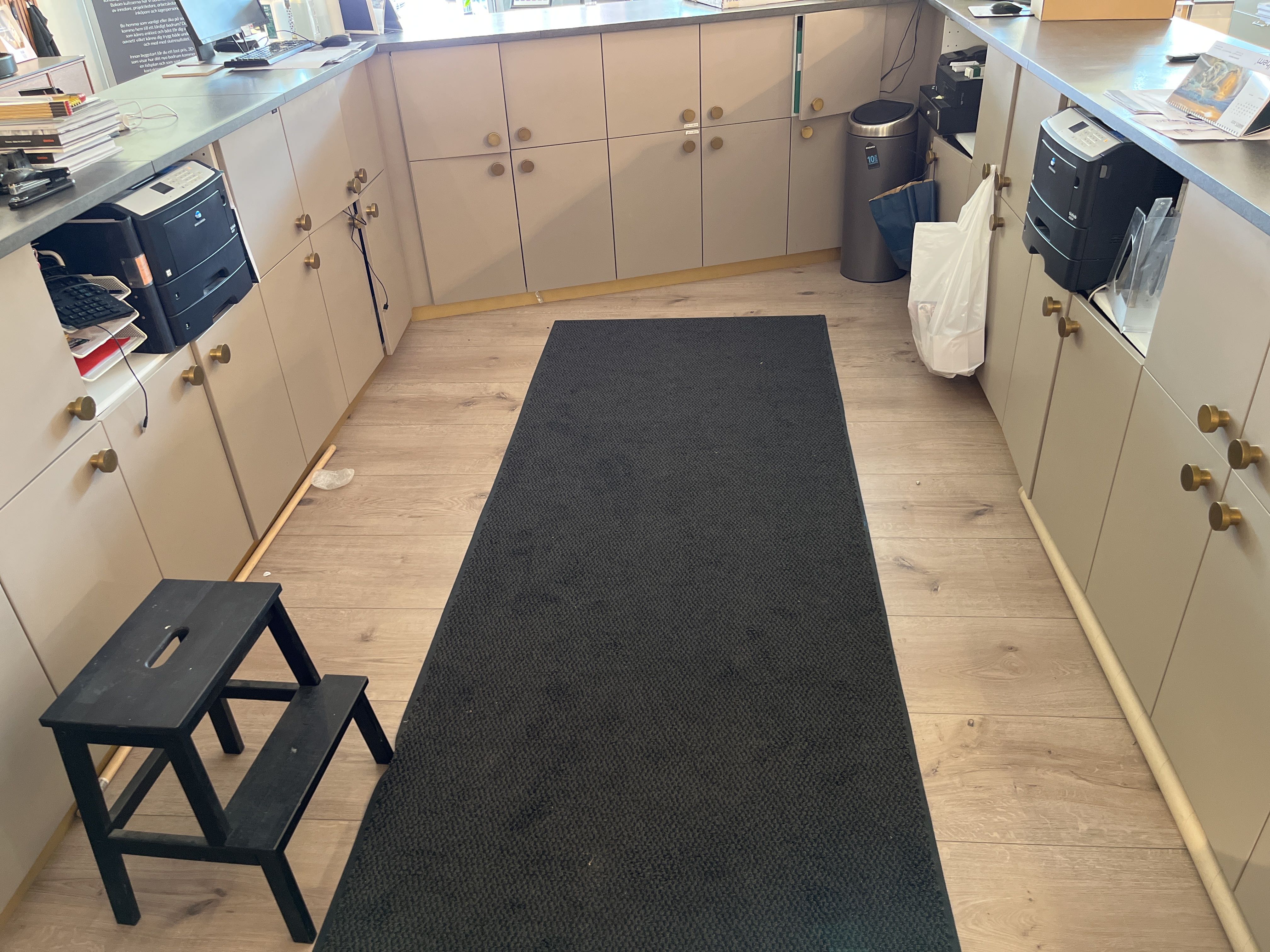 Large checkout counter - PS Auction - We value the future - Largest in ...