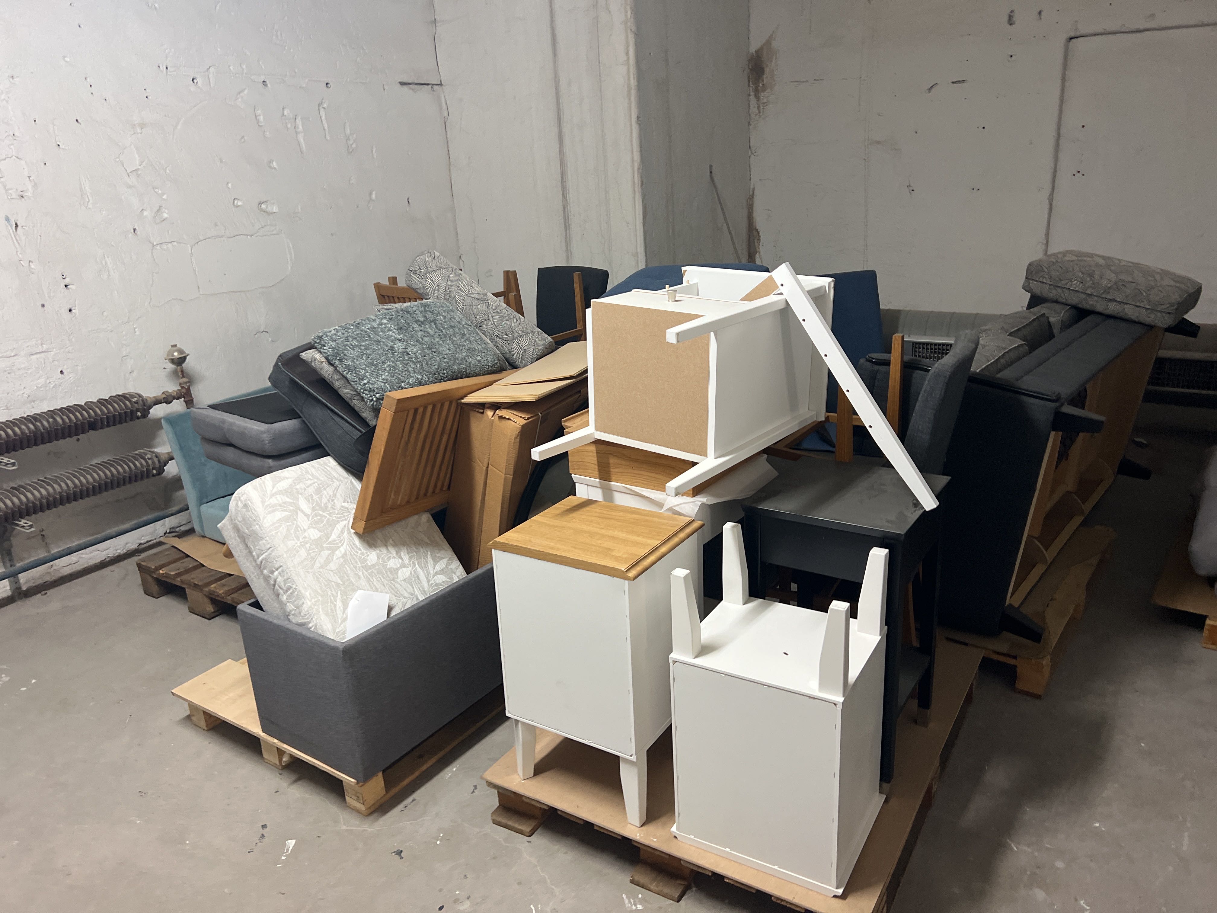 Blandade möbler på 7-8 pall - Auktioner online - Nätauktioner ...