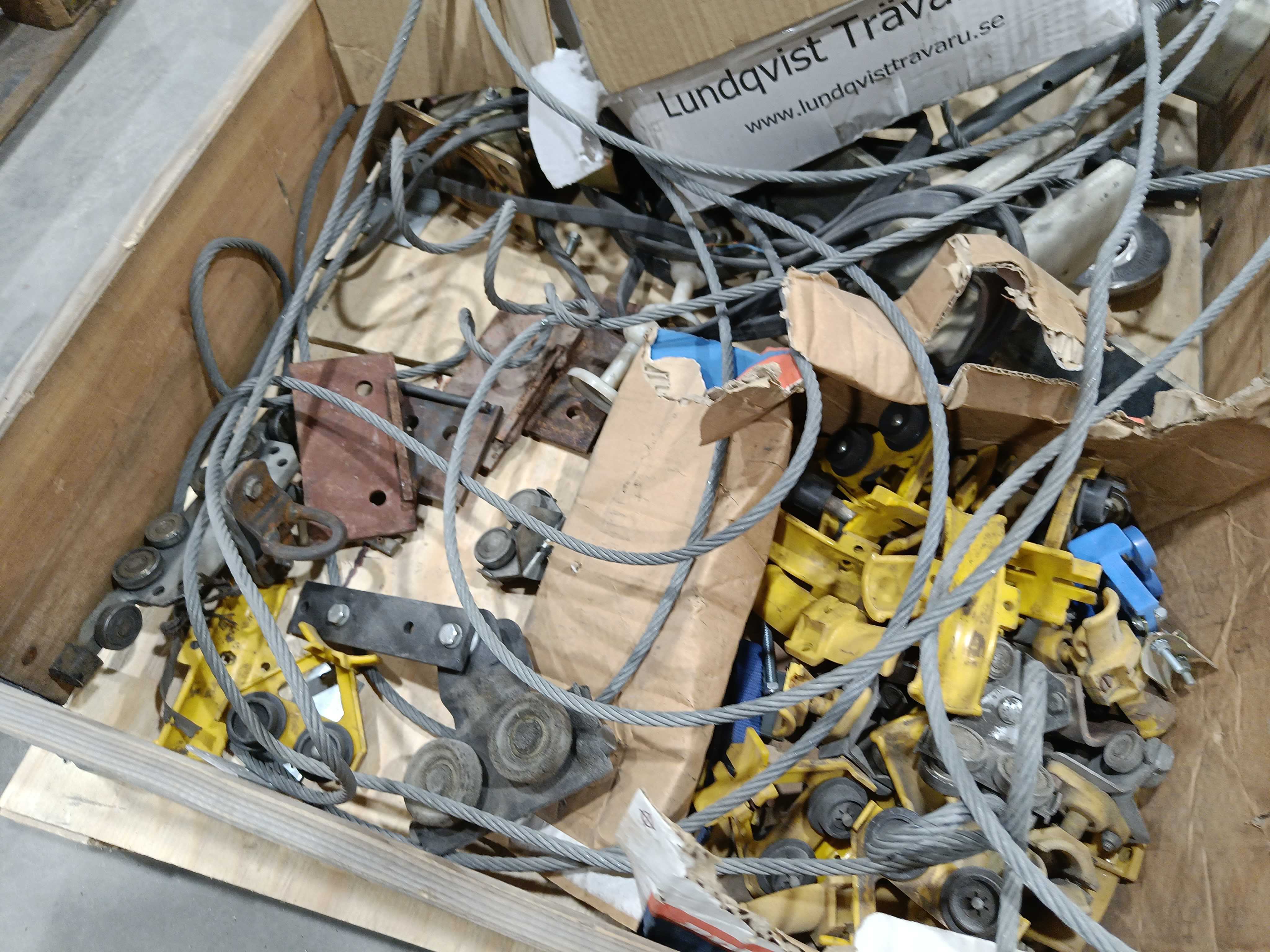 3 pallets with traverse motors and accessories - PS Auction - We value ...