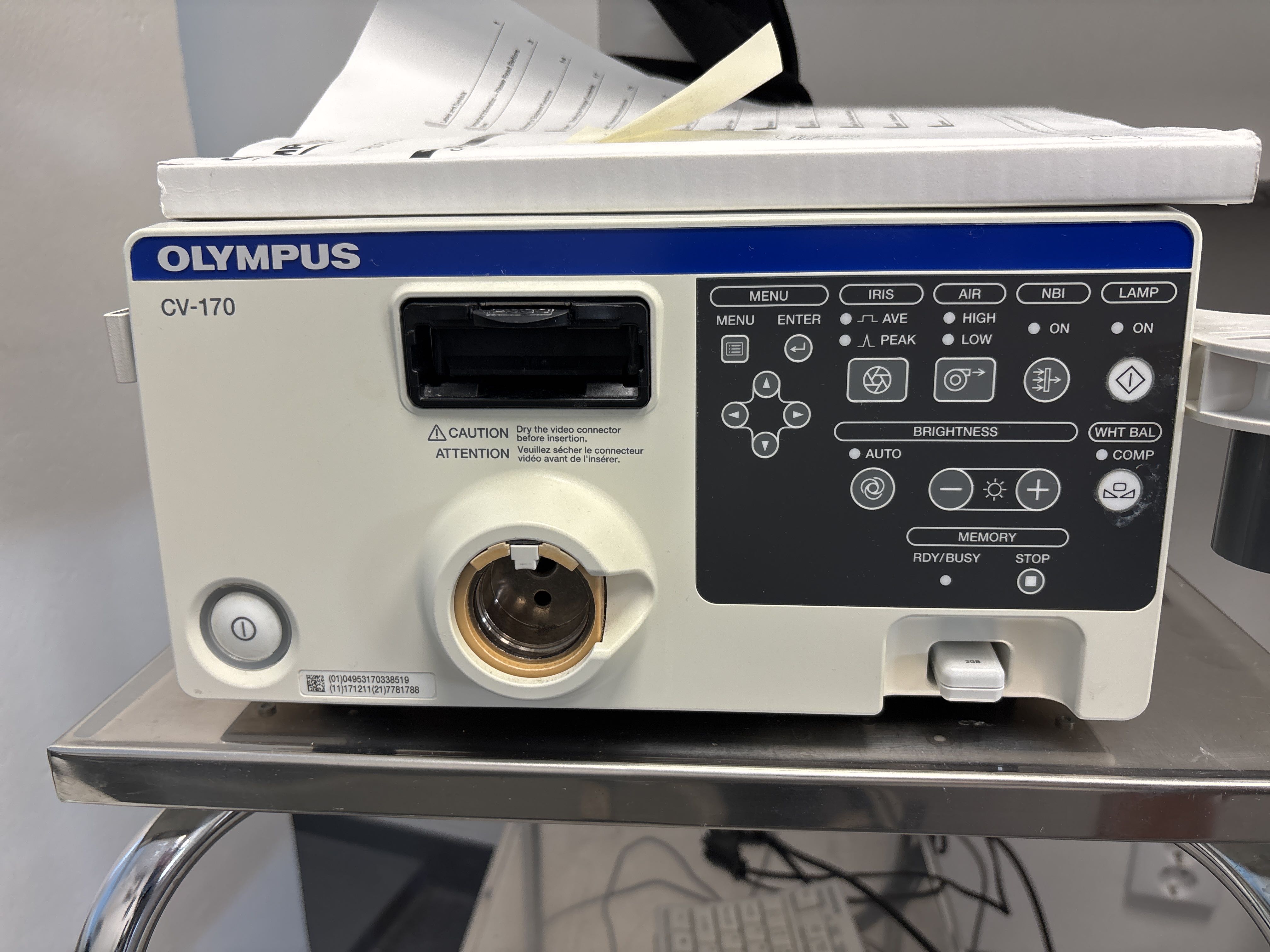 Vagn med processor, monitor och ljuskälla - Olympus CV-170 & MCD OMNI ...