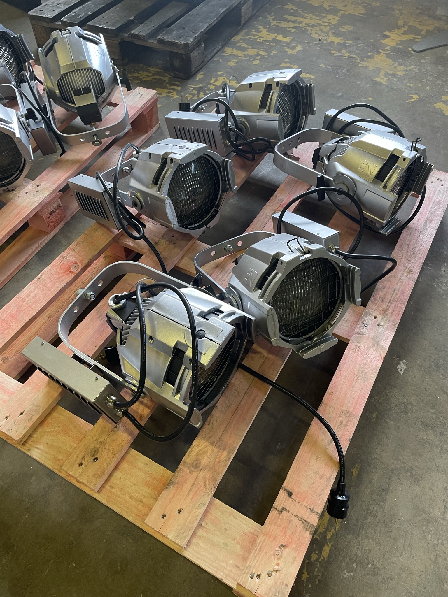 CDM-150 luminaire for exhibition, 11 pcs - PS Auction - We value the ...