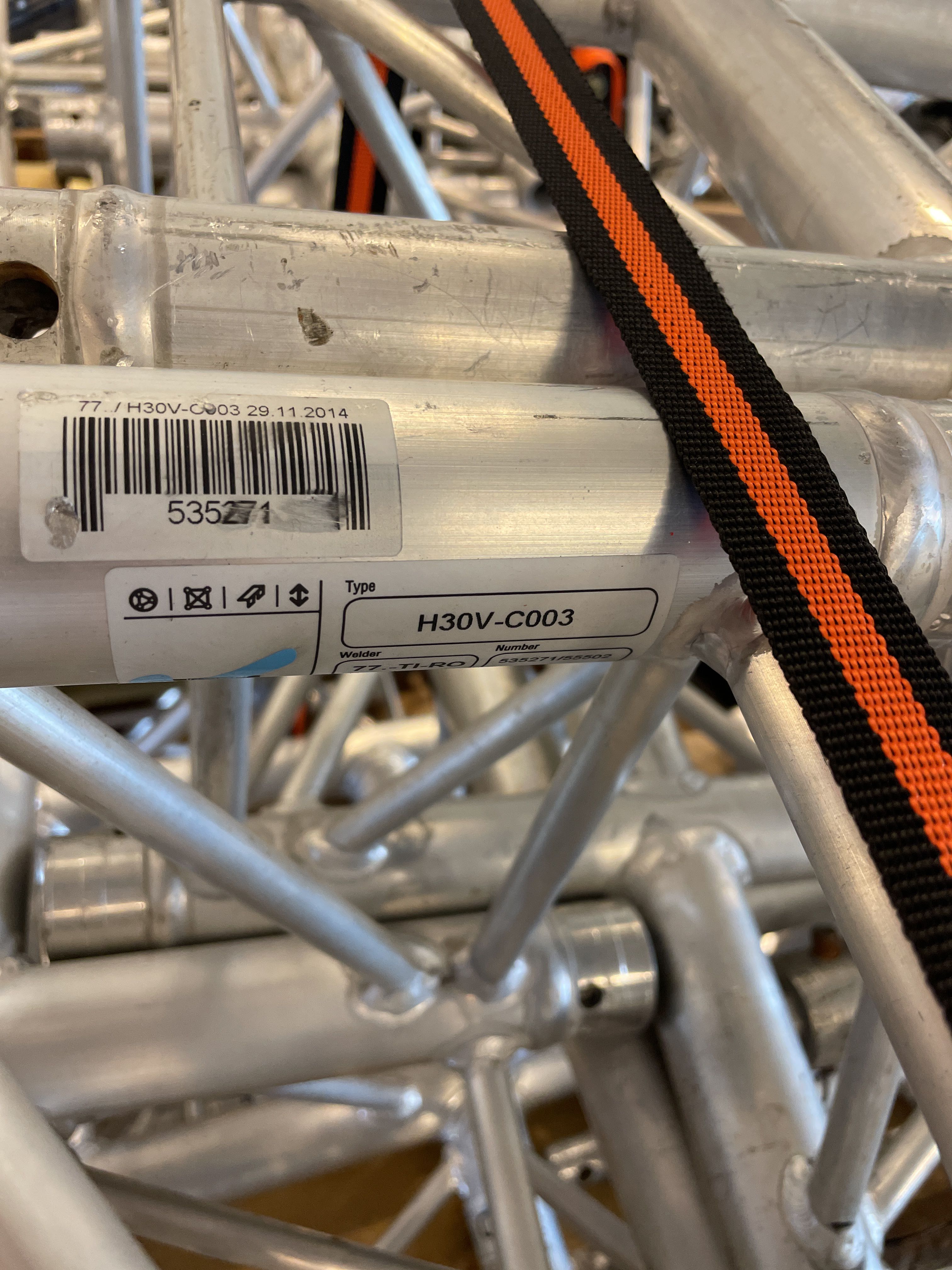 2 pallar tross, Prolyte 3-way corner H30V-C012 - Auktioner online - Nätauktioner ...