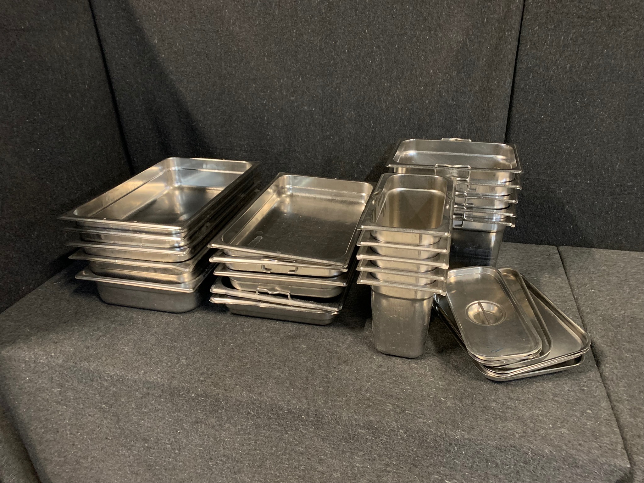 Rostfria bleck och lock 26 delar - Auktioner online - Nätauktioner ...