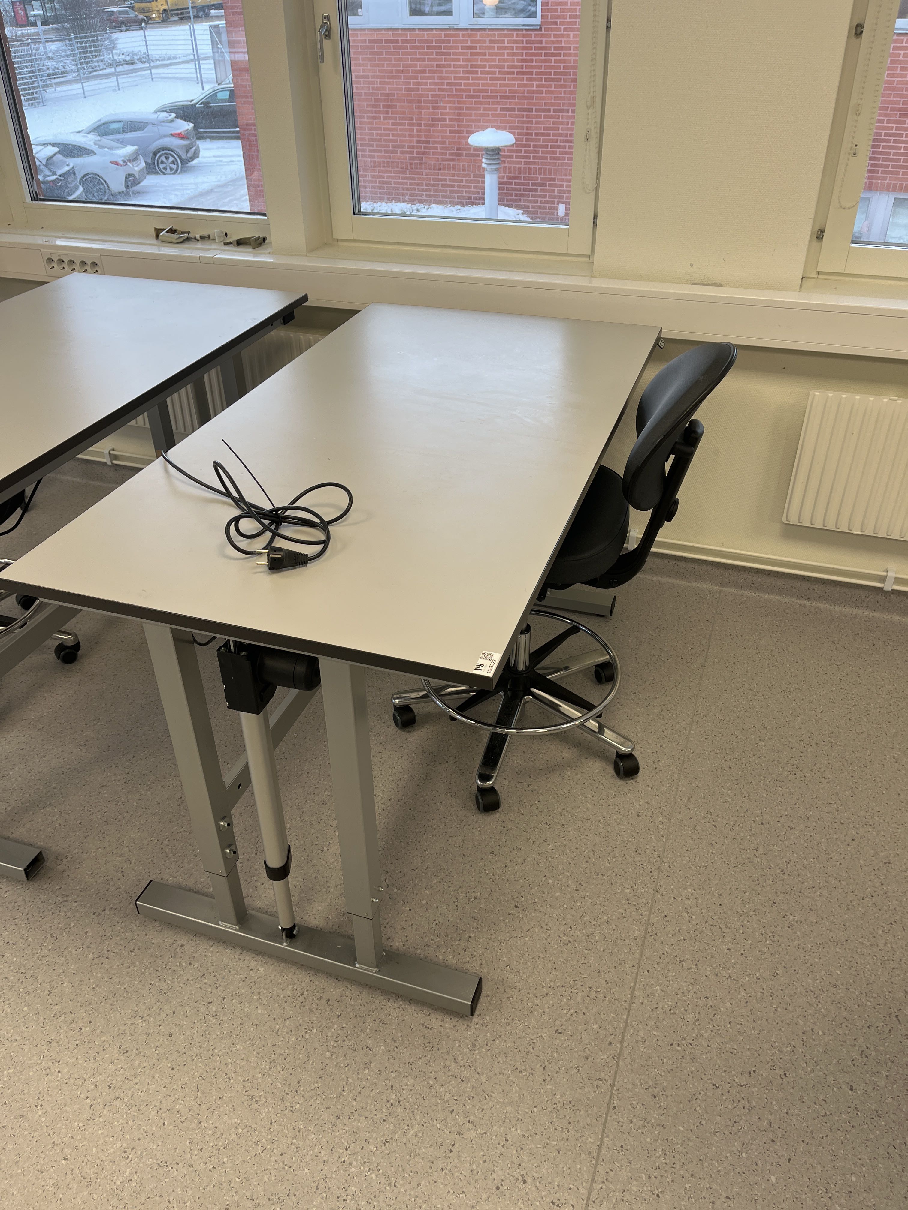 Raised & lowerable desk & Lab chair - AJ, 300kg - PS Auction - We value ...
